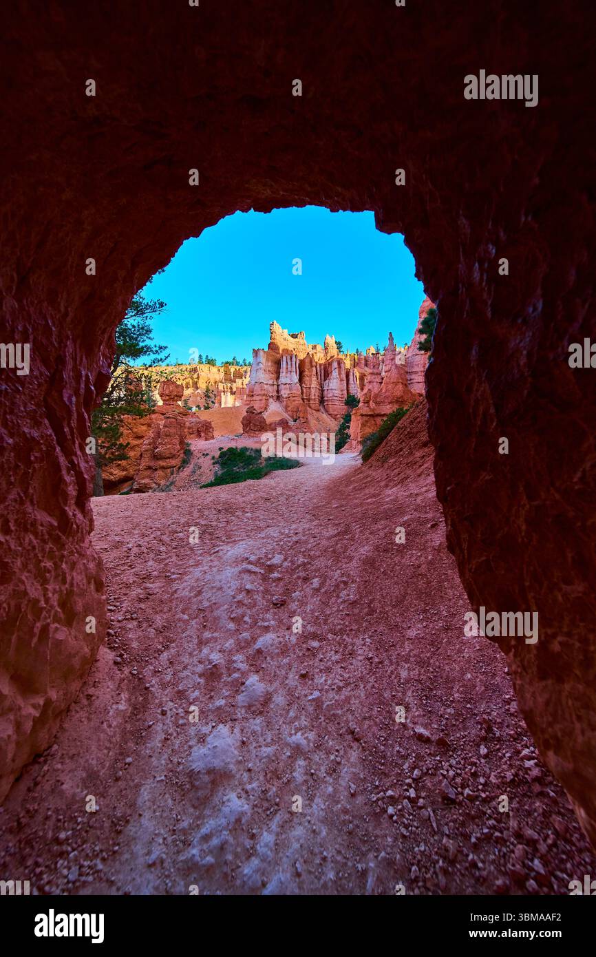 Scenic Tunnel Entrance Navajo Loop Trail Bryce Canyon Hoodoos and Red ...
