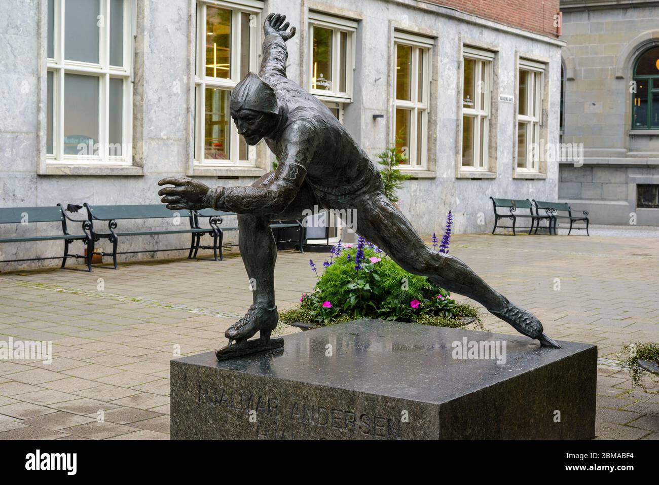 Skater statue hi-res stock photography and images - Alamy