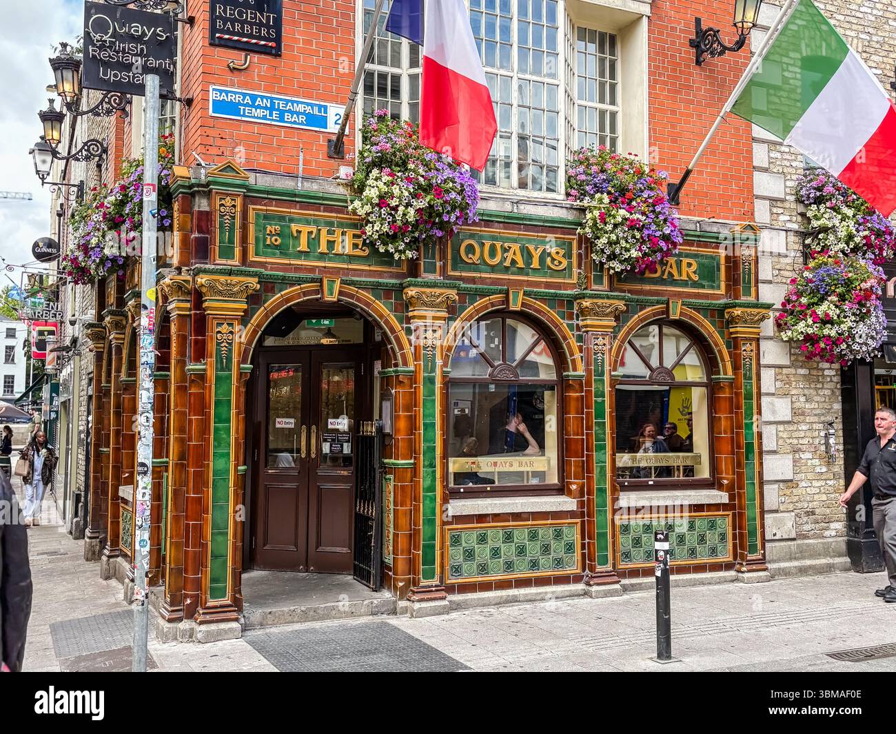 The Quays Bar in the Temple Bar area of Dublin, Ireland. Iconic pub ...