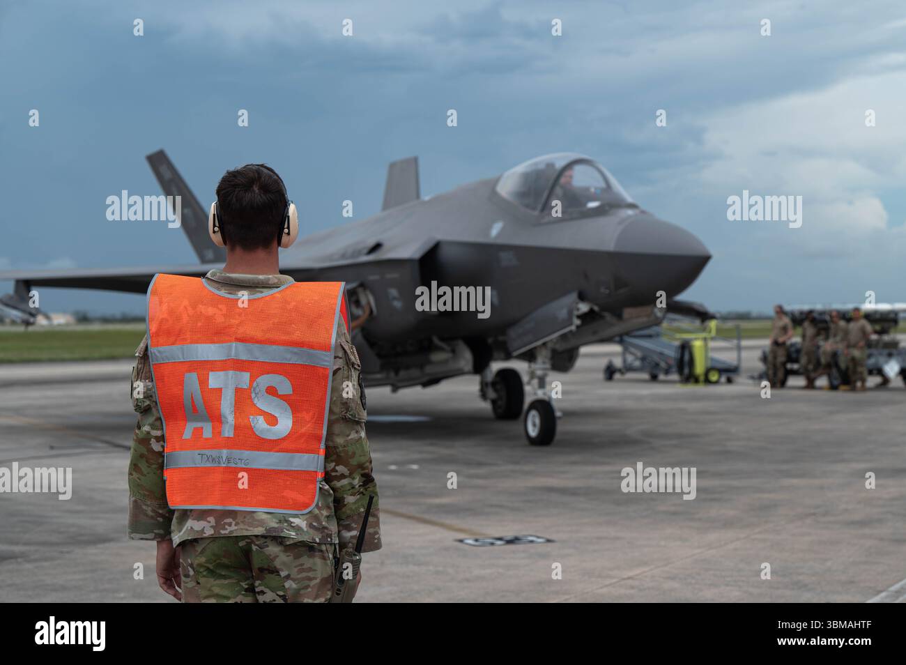 U.S. Air Force Master Sgt. Jared Iddings, 95th Fighter Generation ...