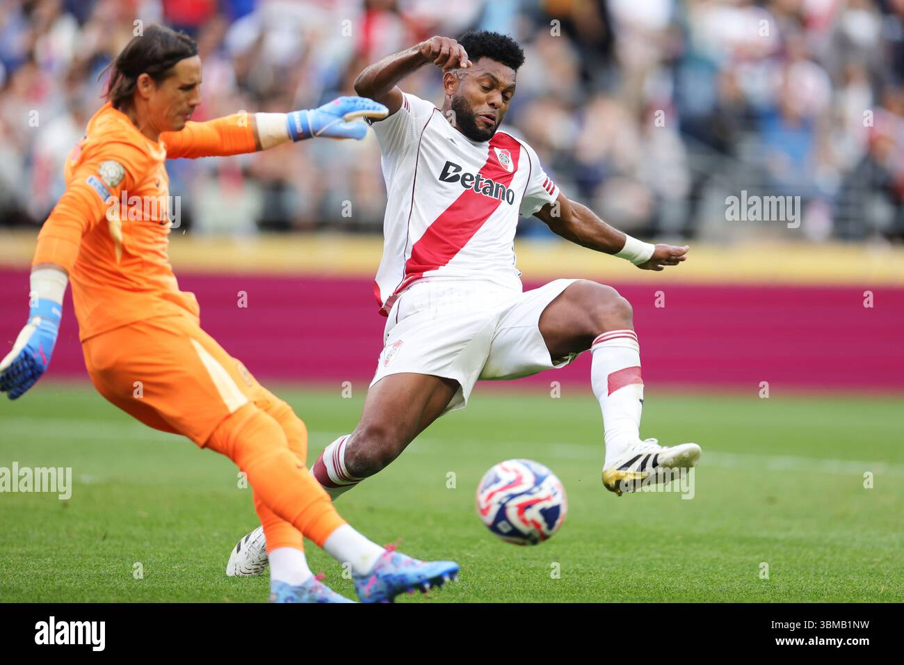 River Plate's Miguel Borja, right, attempts to block the kick from Inter Milan's goalkeeper Yann ...
