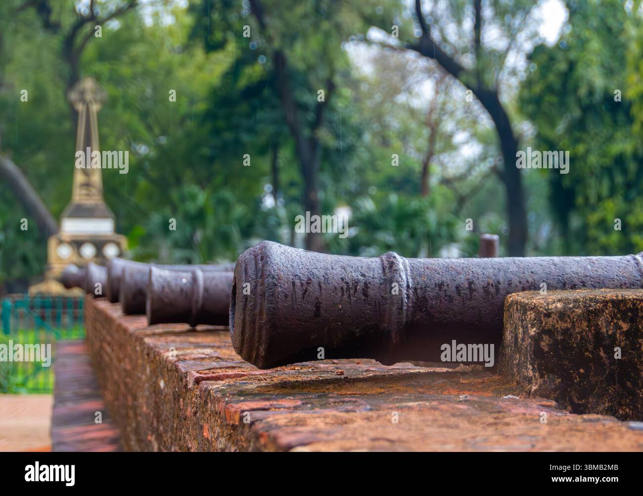 Row historic artillery cannons hi-res stock photography and images - Alamy