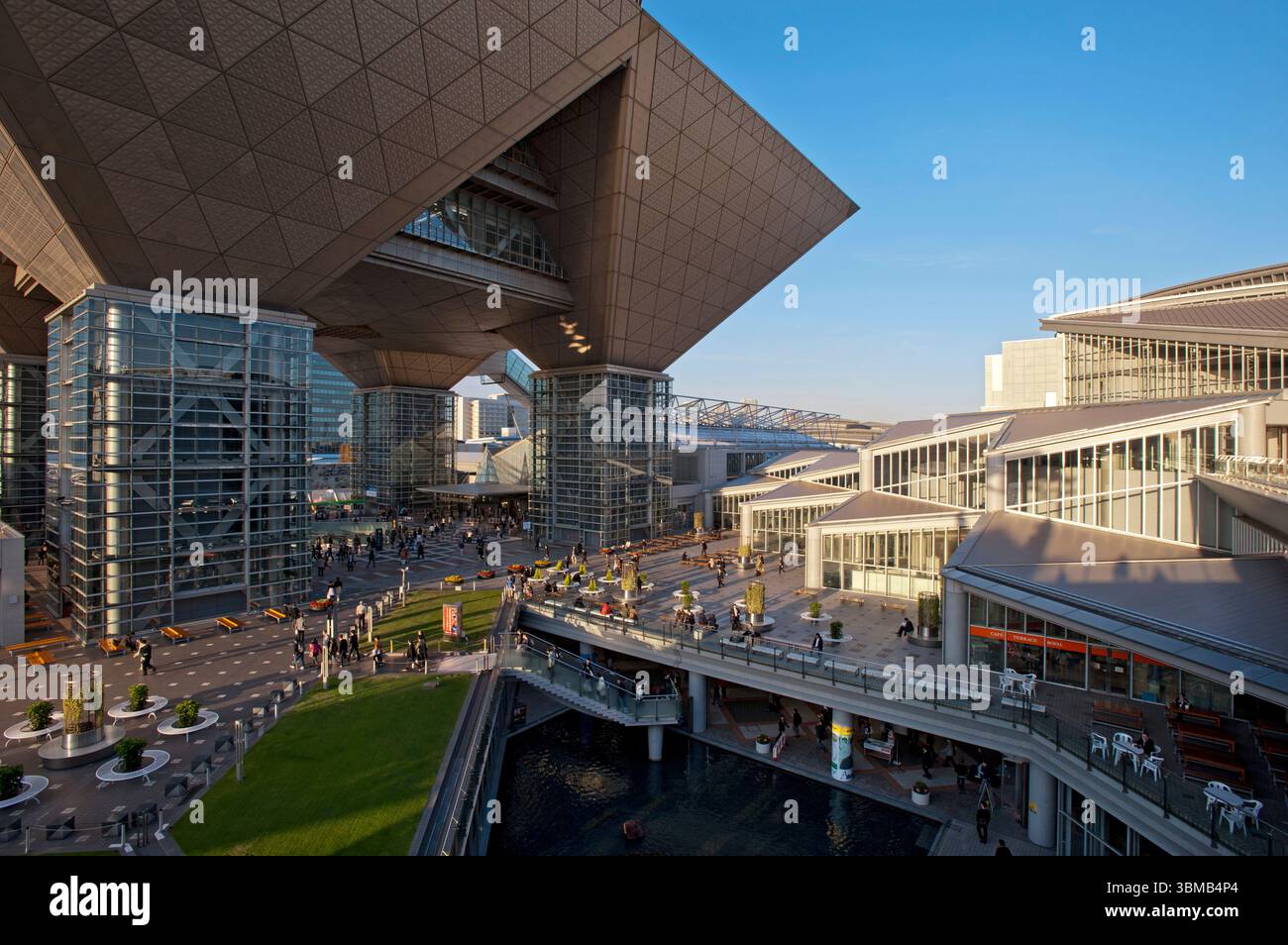 Unique architecture of Tokyo Big Sight (東京ビッグサイト) Tokyo International ...