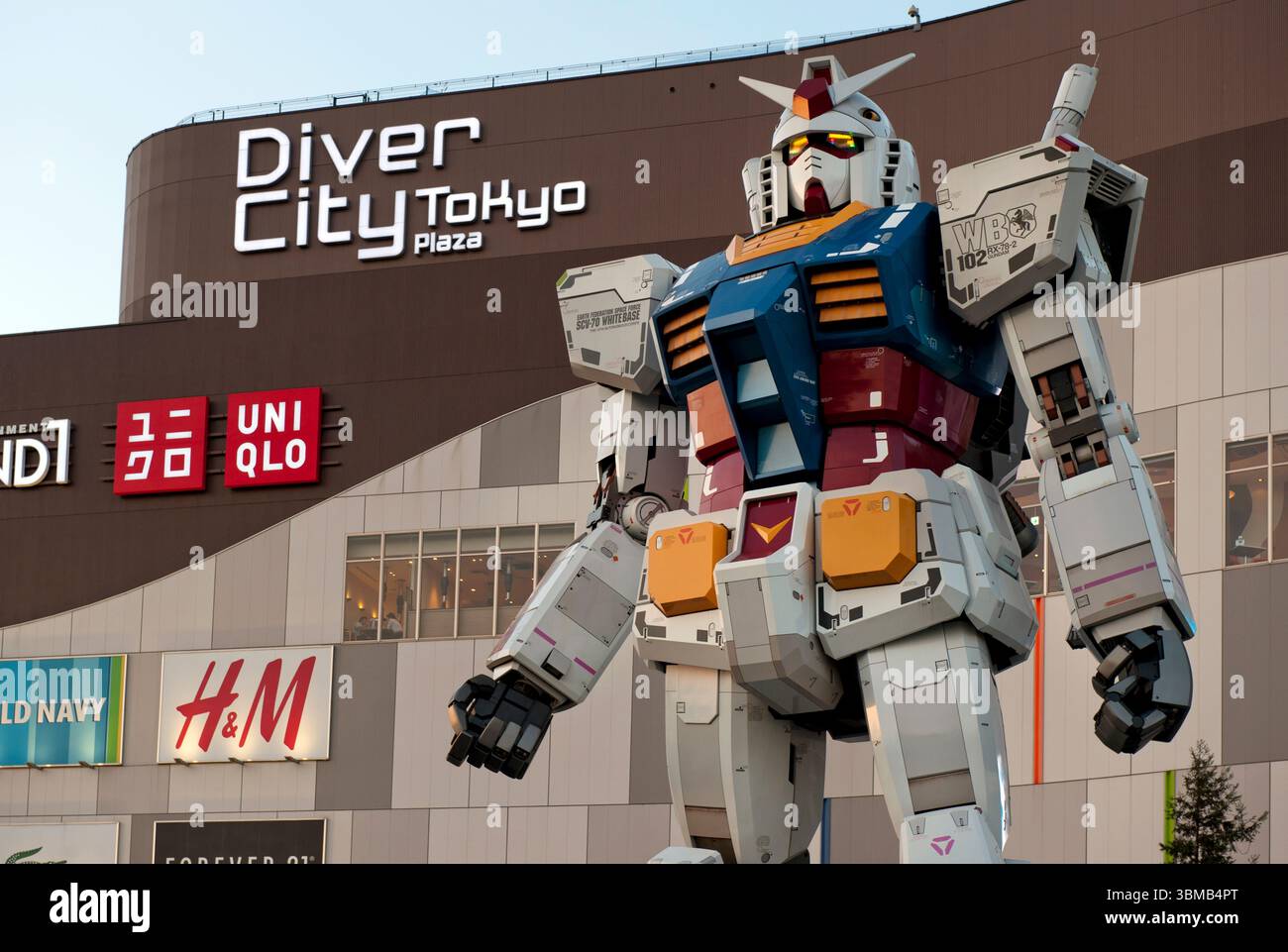 Life-sized Unicorn Gundam (Gandam) statue, Japanese military science ...