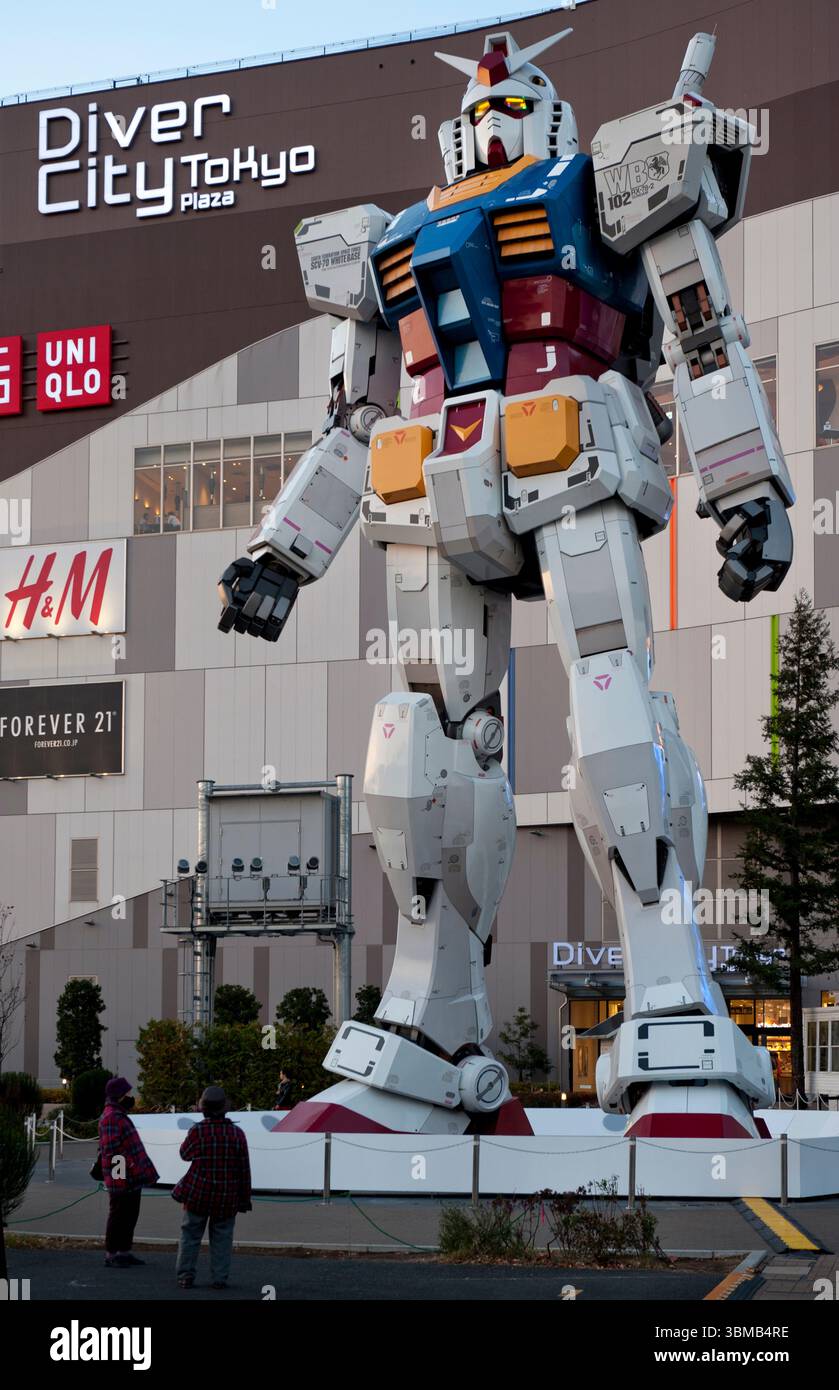 Life-sized Unicorn Gundam (Gandam) statue, Japanese military science ...