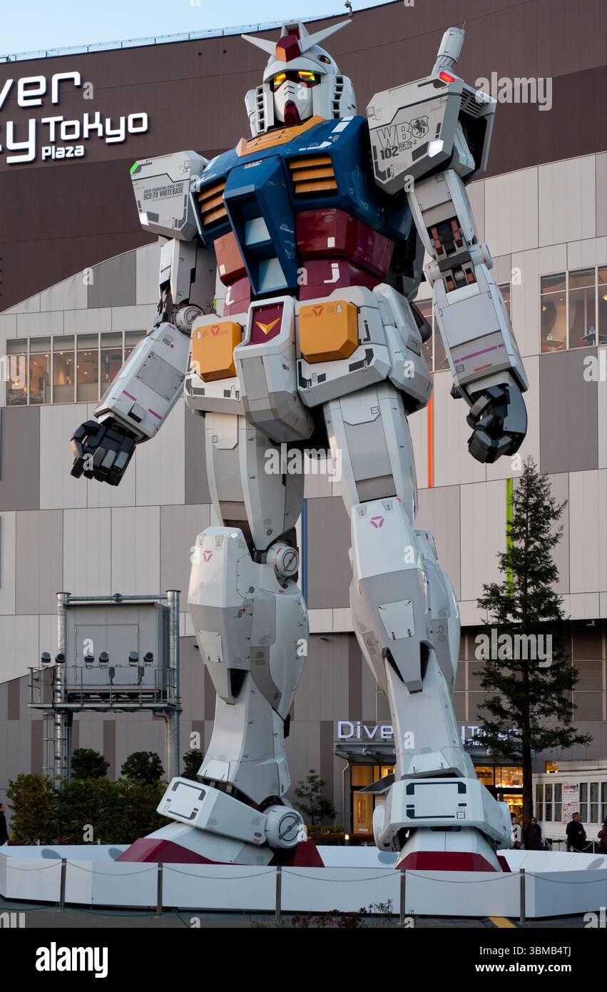 Life-sized Unicorn Gundam (Gandam) statue, Japanese military science ...