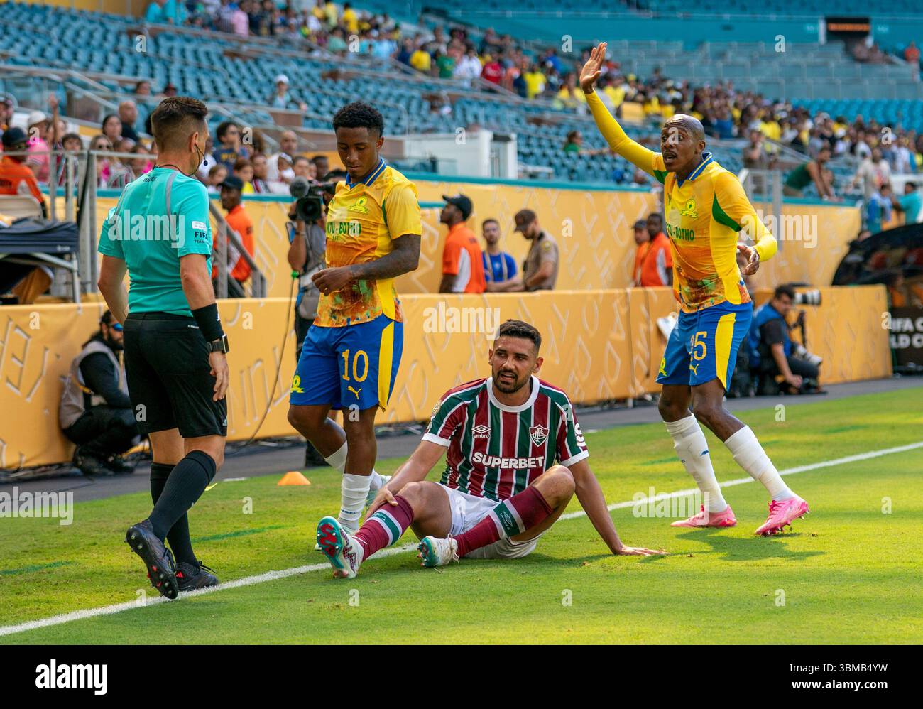 Lucas Ribeiro (Mamelodi Sundowns FC, #10) und Khuliso Mudau (Mamelodi ...