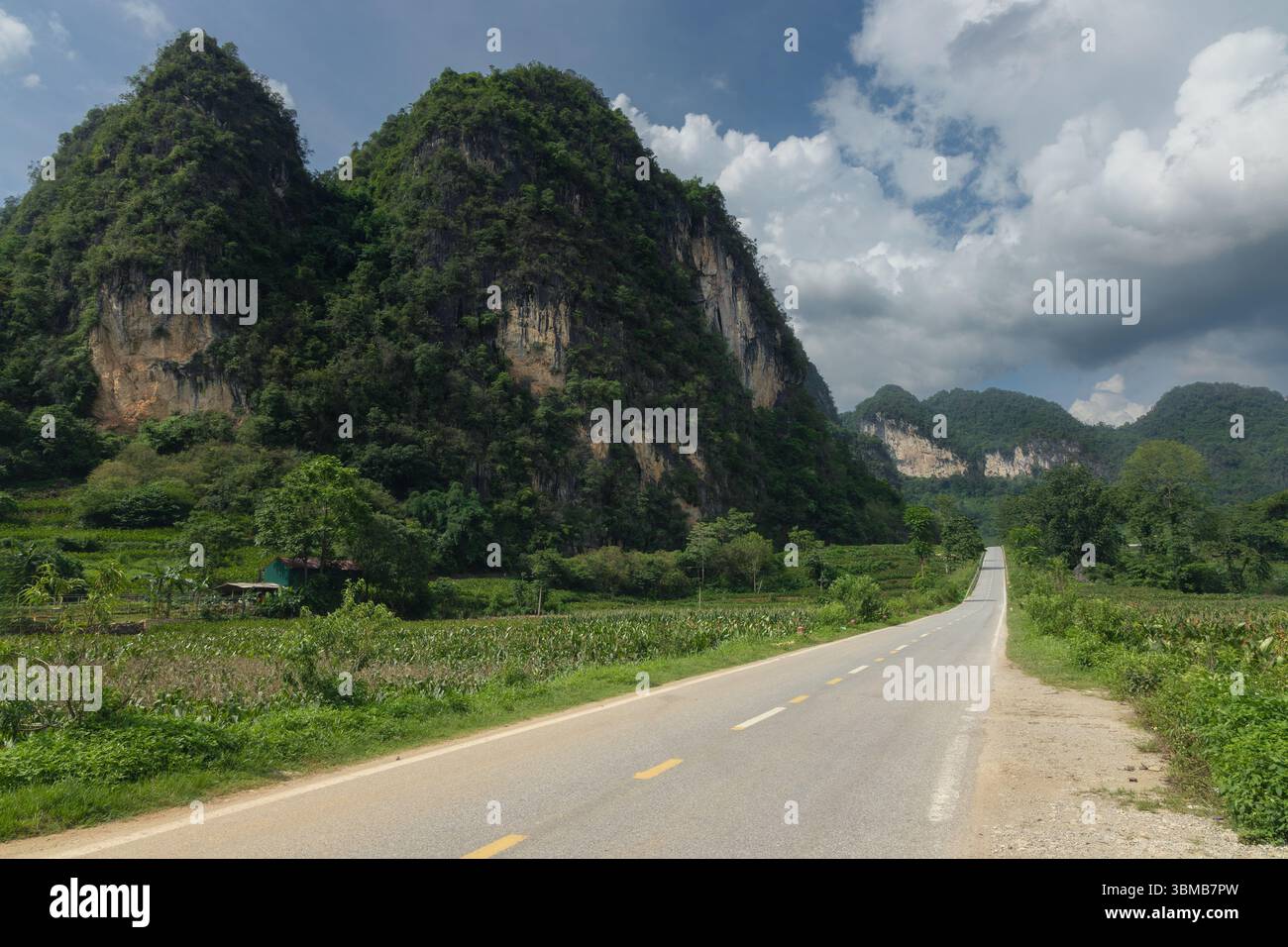 Scenic mountain road cao bang hi-res stock photography and images - Alamy