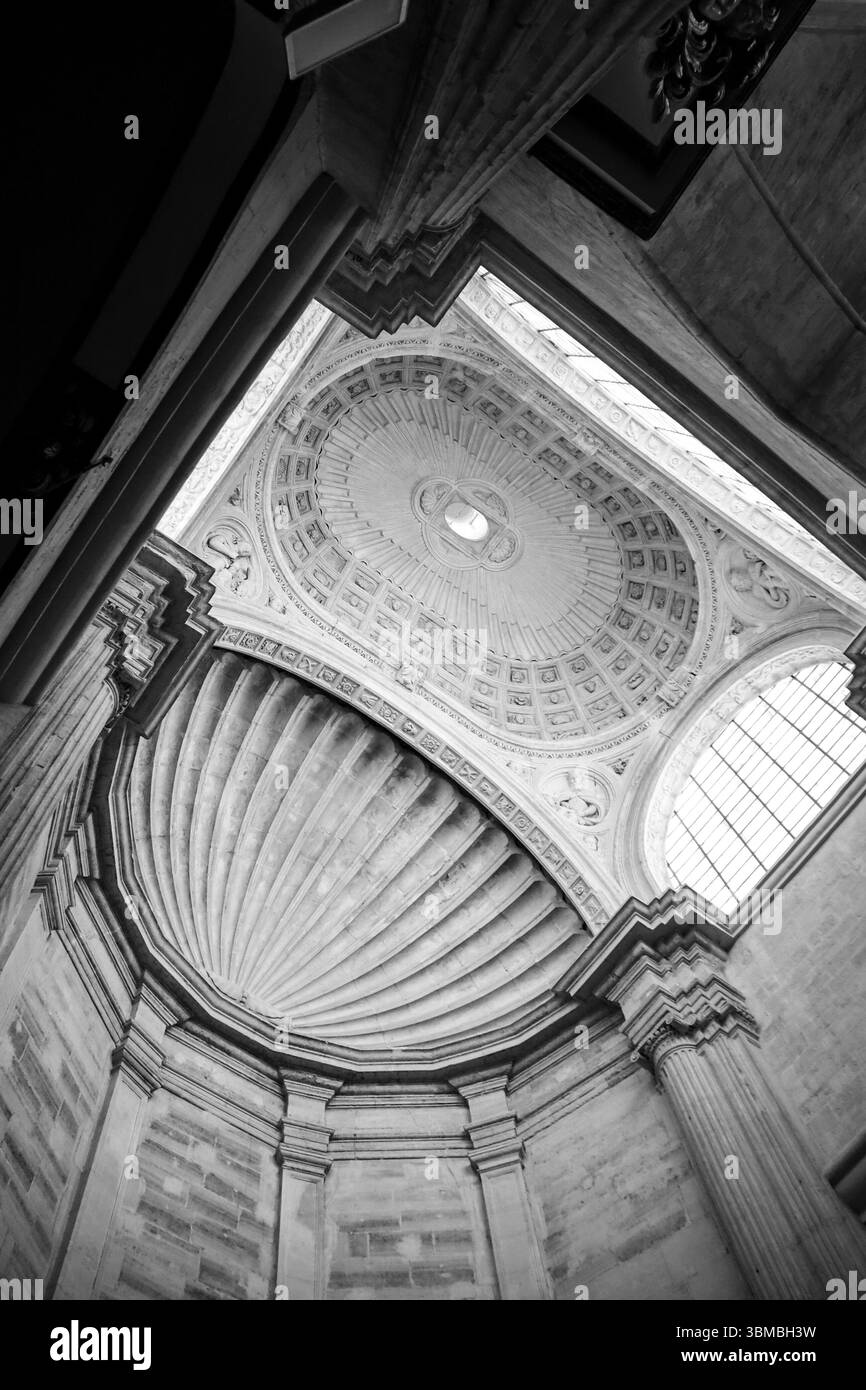 Baroque nave altar santa Black and White Stock Photos & Images - Alamy