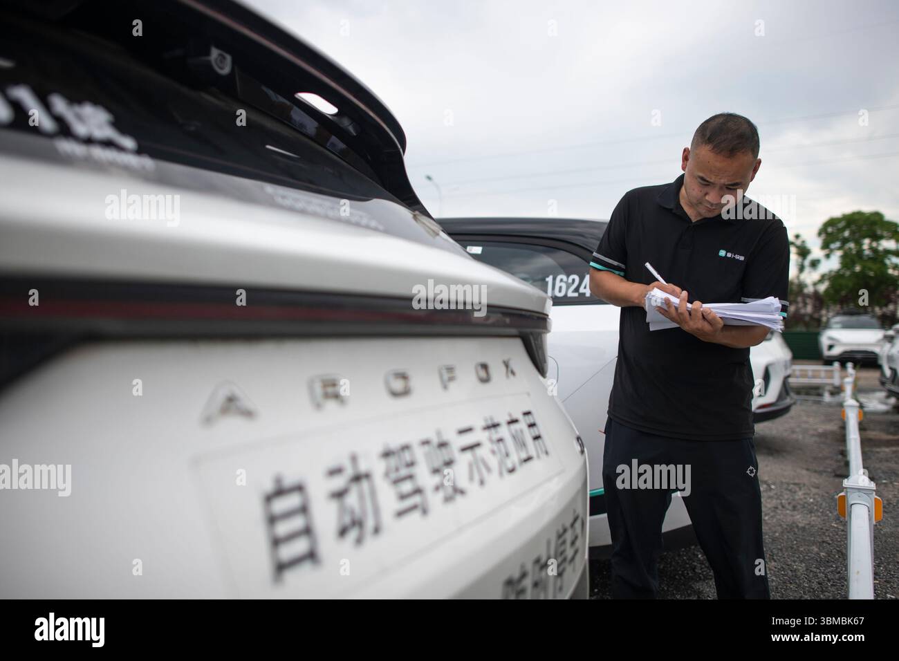 (250626) -- GUANGZHOU, June 26, 2025 (Xinhua) -- A testing engineer ...