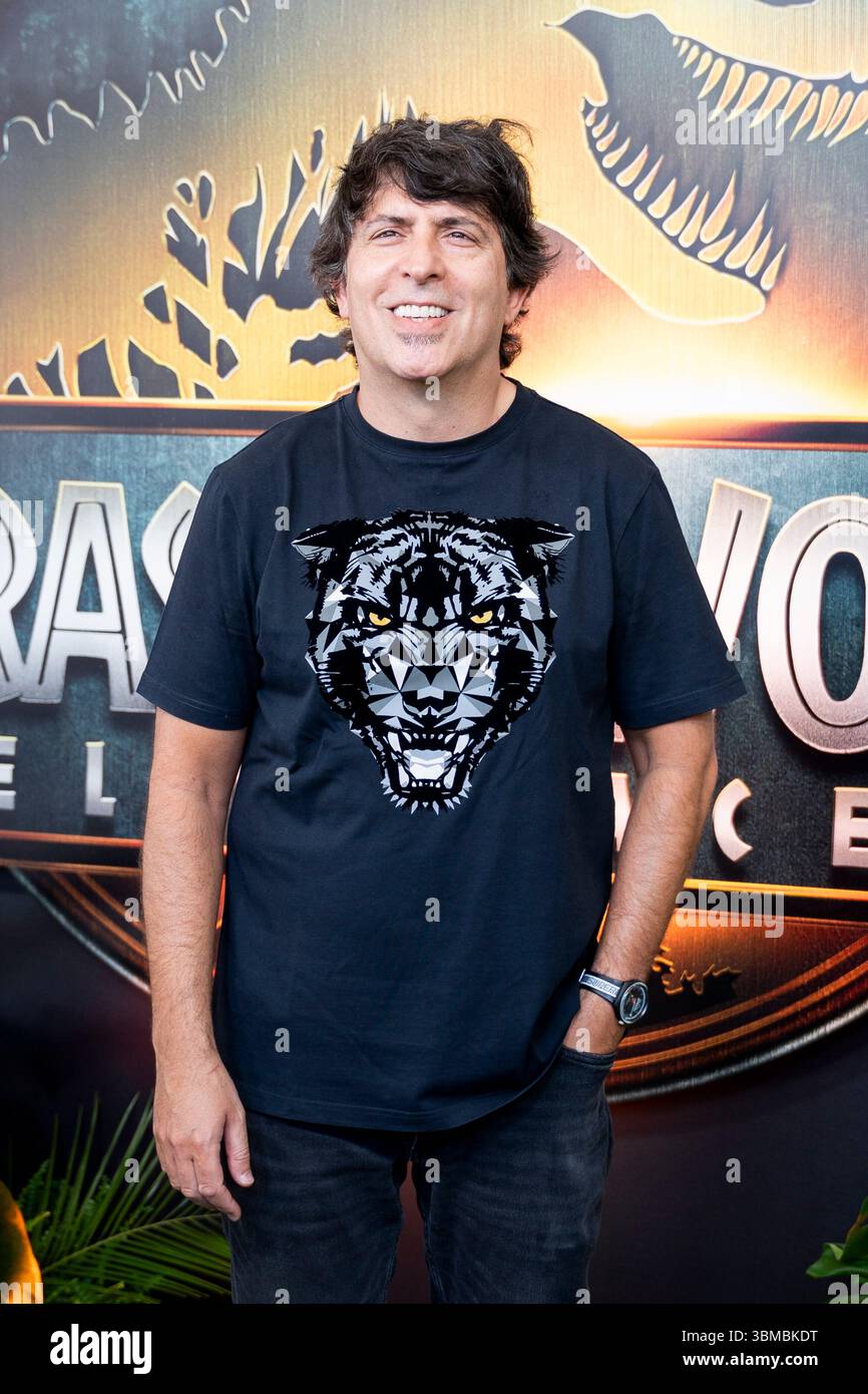 Bryce dallas howard jurassic t rex hi-res stock photography and images ...