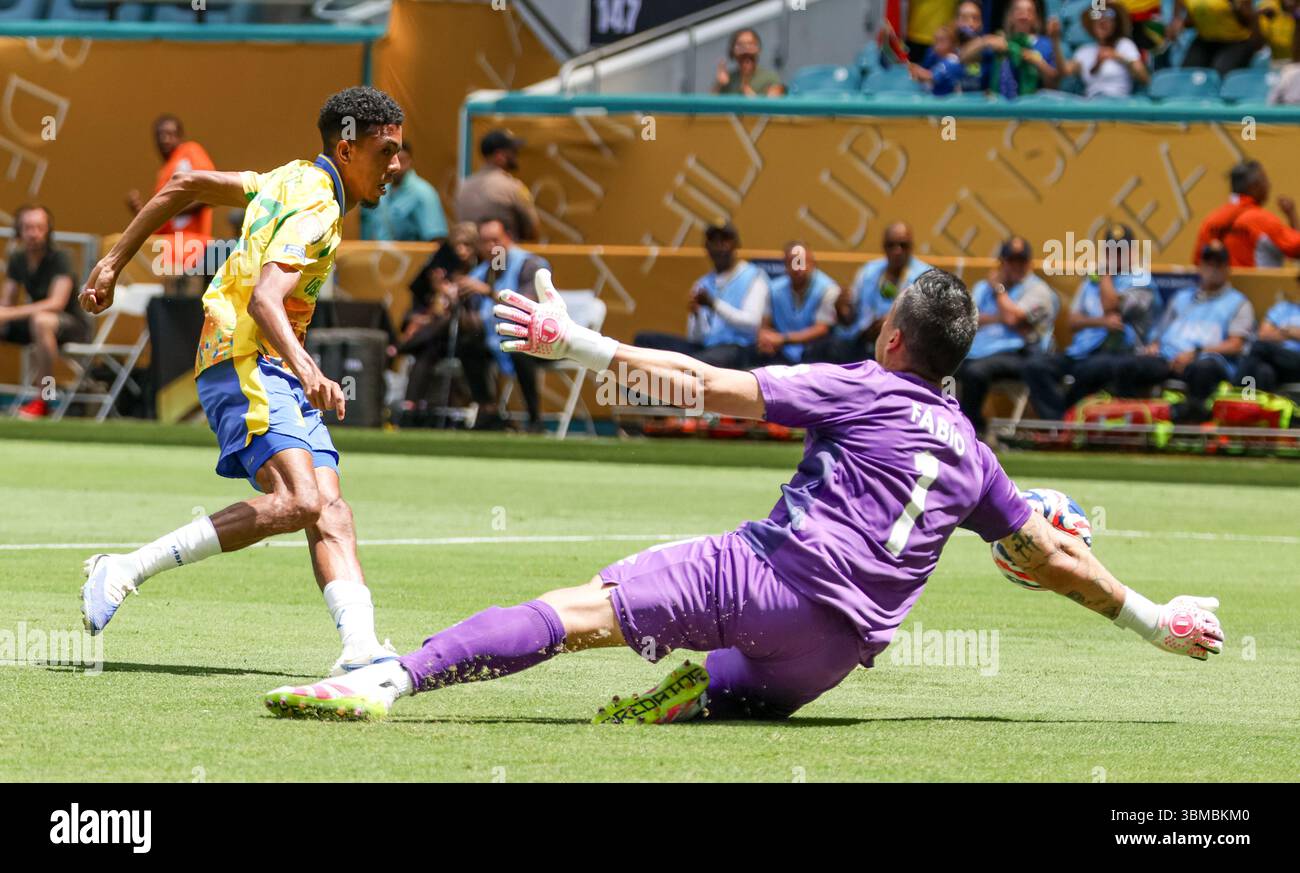 Tashreeq Matthews of Mamelodi Sundowns FC kicks the ball at Fábio of ...
