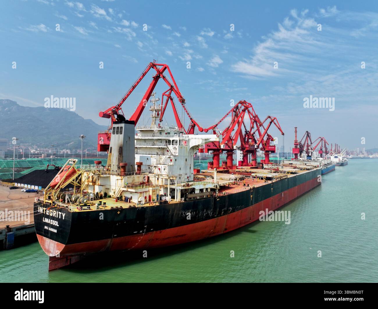 Aerial photo shows the ship unloading coals at Lianyungang Port in ...