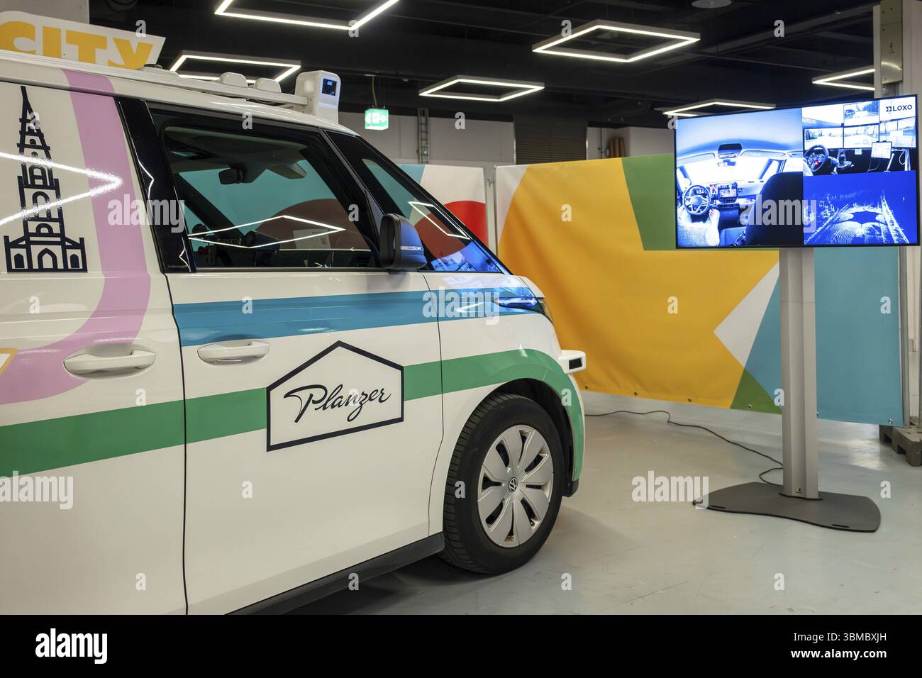 City logistics hi-res stock photography and images - Alamy