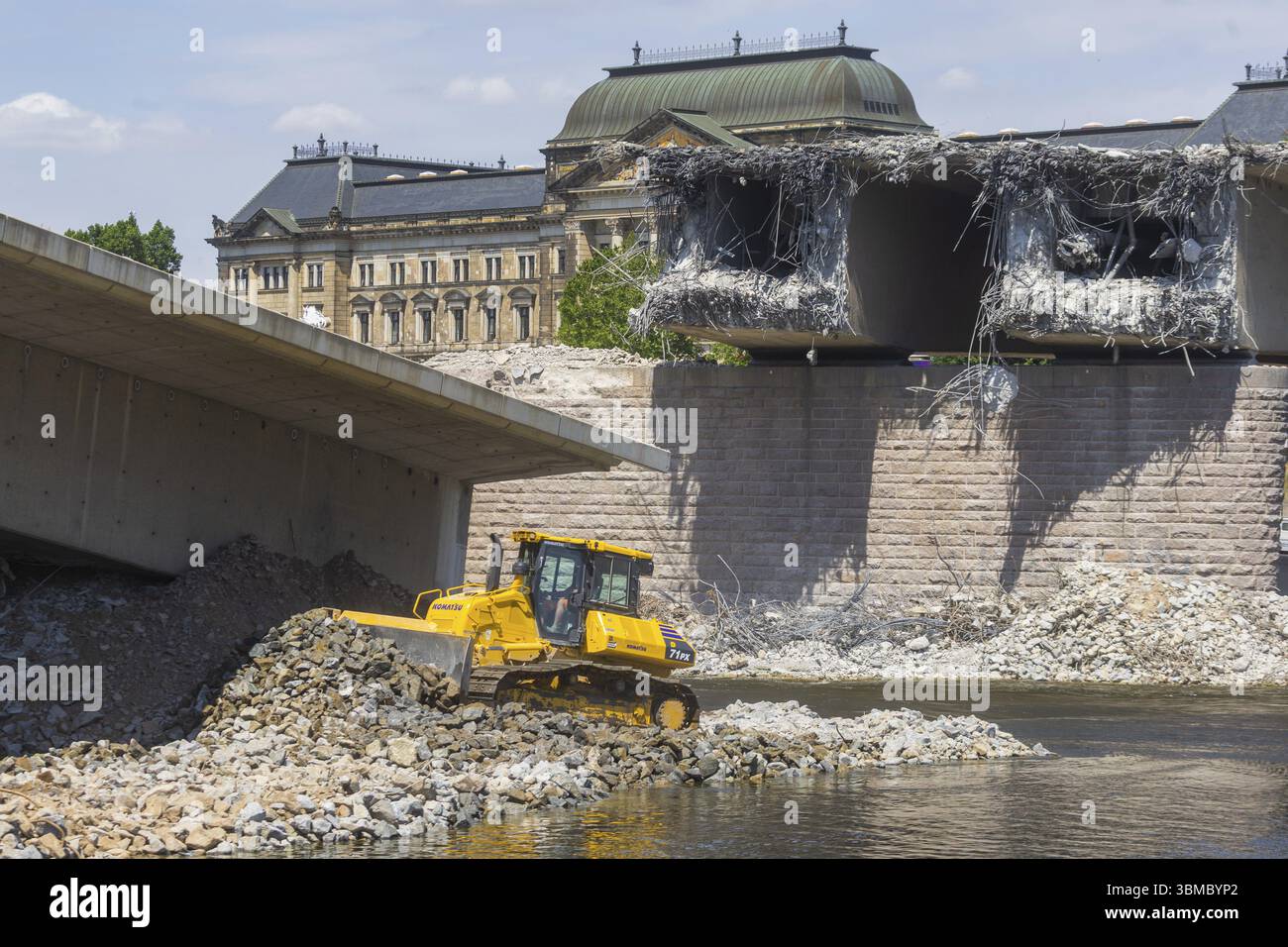 Demolition work continues following the partial collapse of the Carola ...