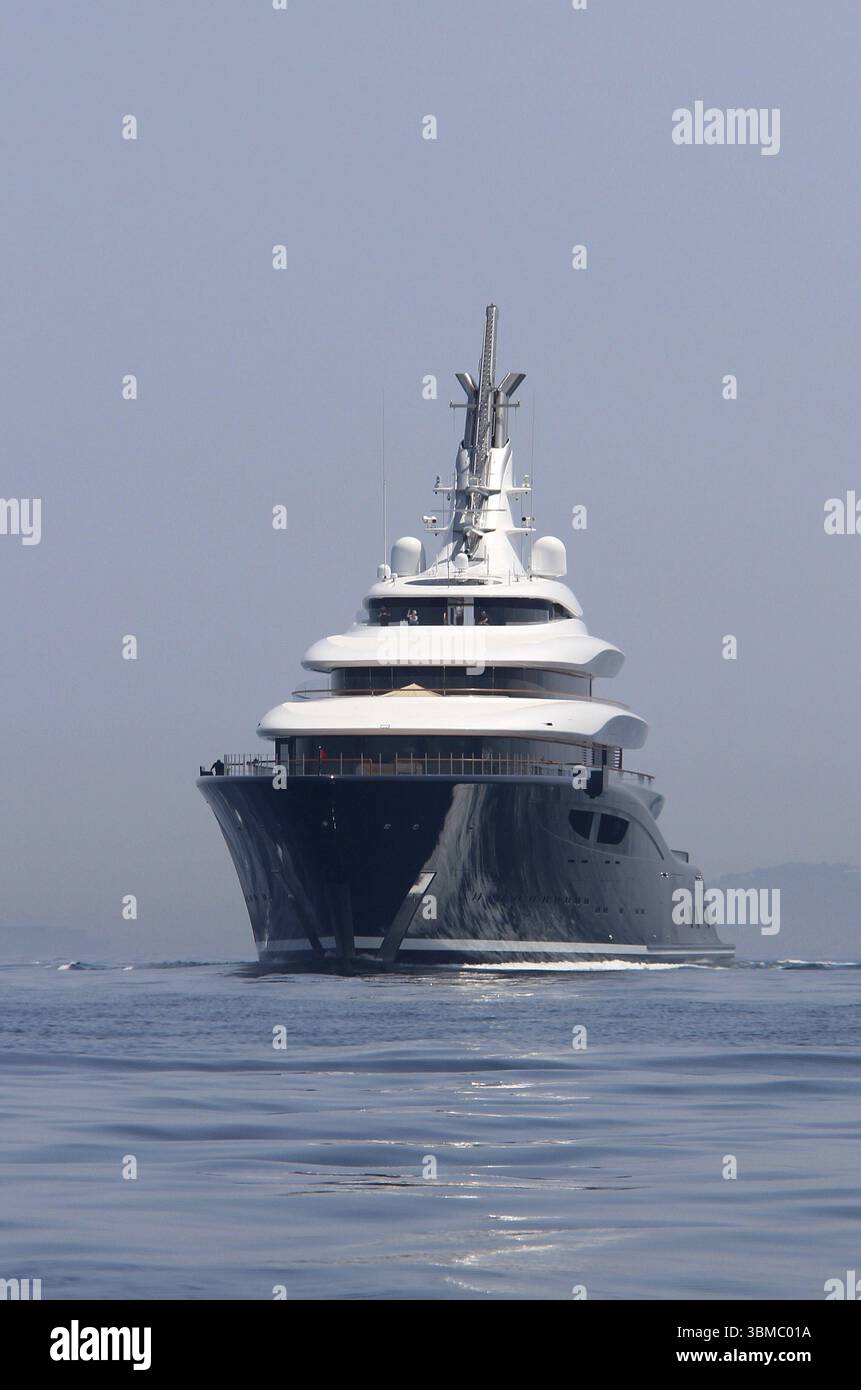 119 metre long motor yacht BREAKTHROUGH on her maiden voyage off ...