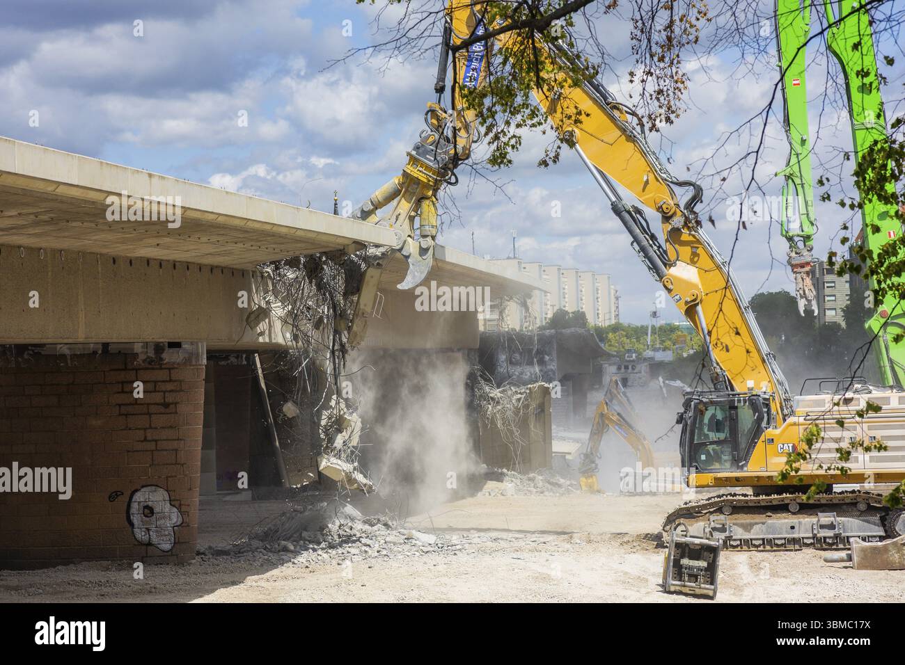 Demolition work continues after the partial collapse of the Carola ...