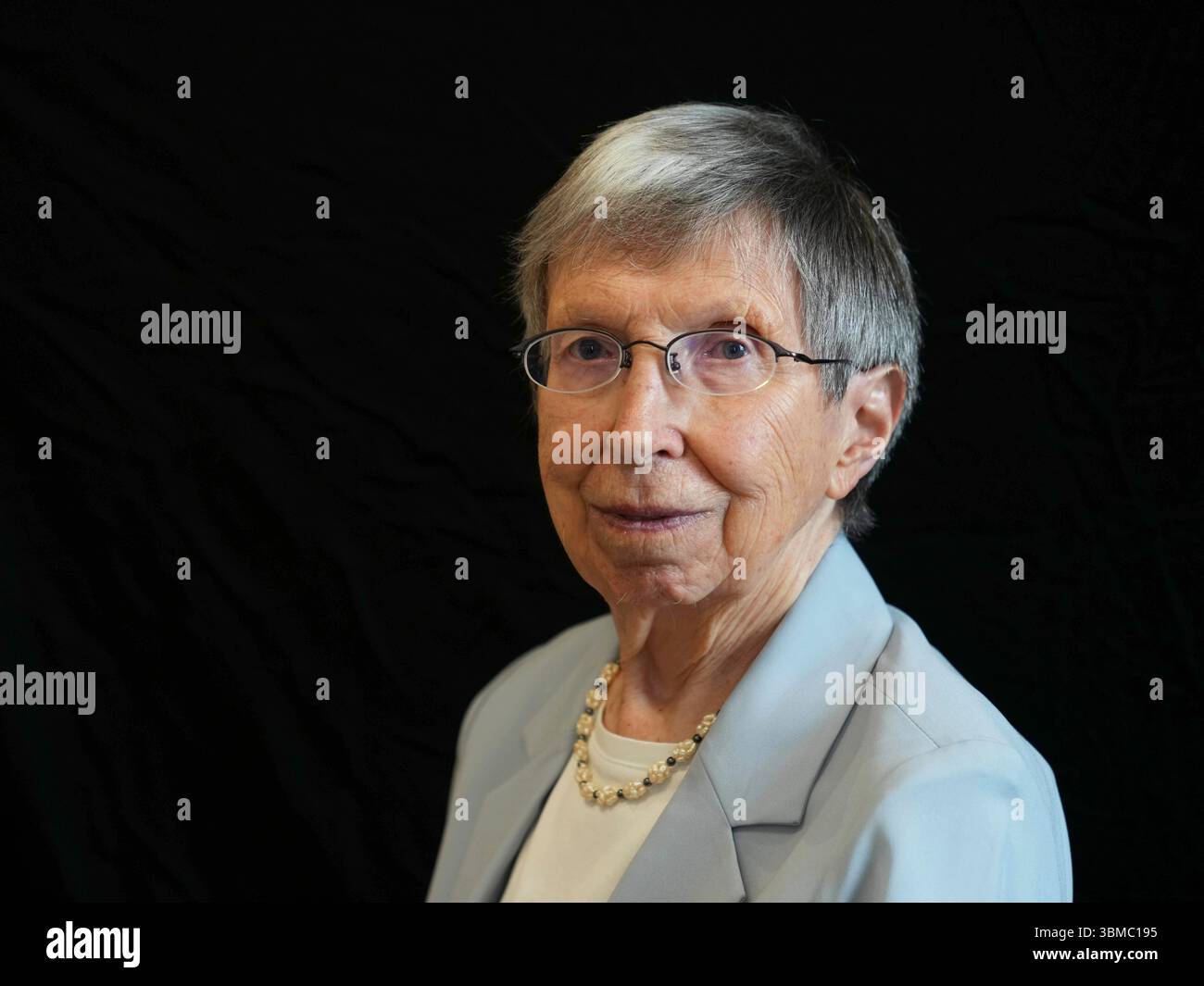 (250626) -- SHANGHAI, June 26, 2025 (Xinhua) -- Betty Barr poses for a ...