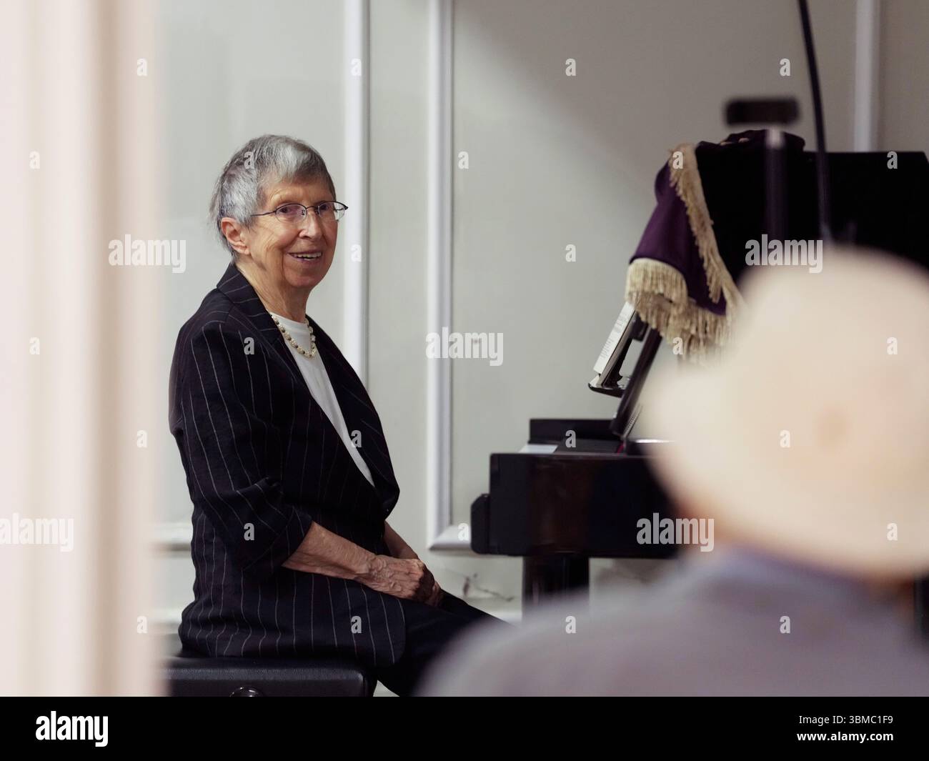 (250626) -- SHANGHAI, June 26, 2025 (Xinhua) -- Betty Barr interacts ...