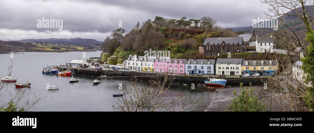 Colourful houses on the quayside, Portree (Port Righ), Isle of Skye ...