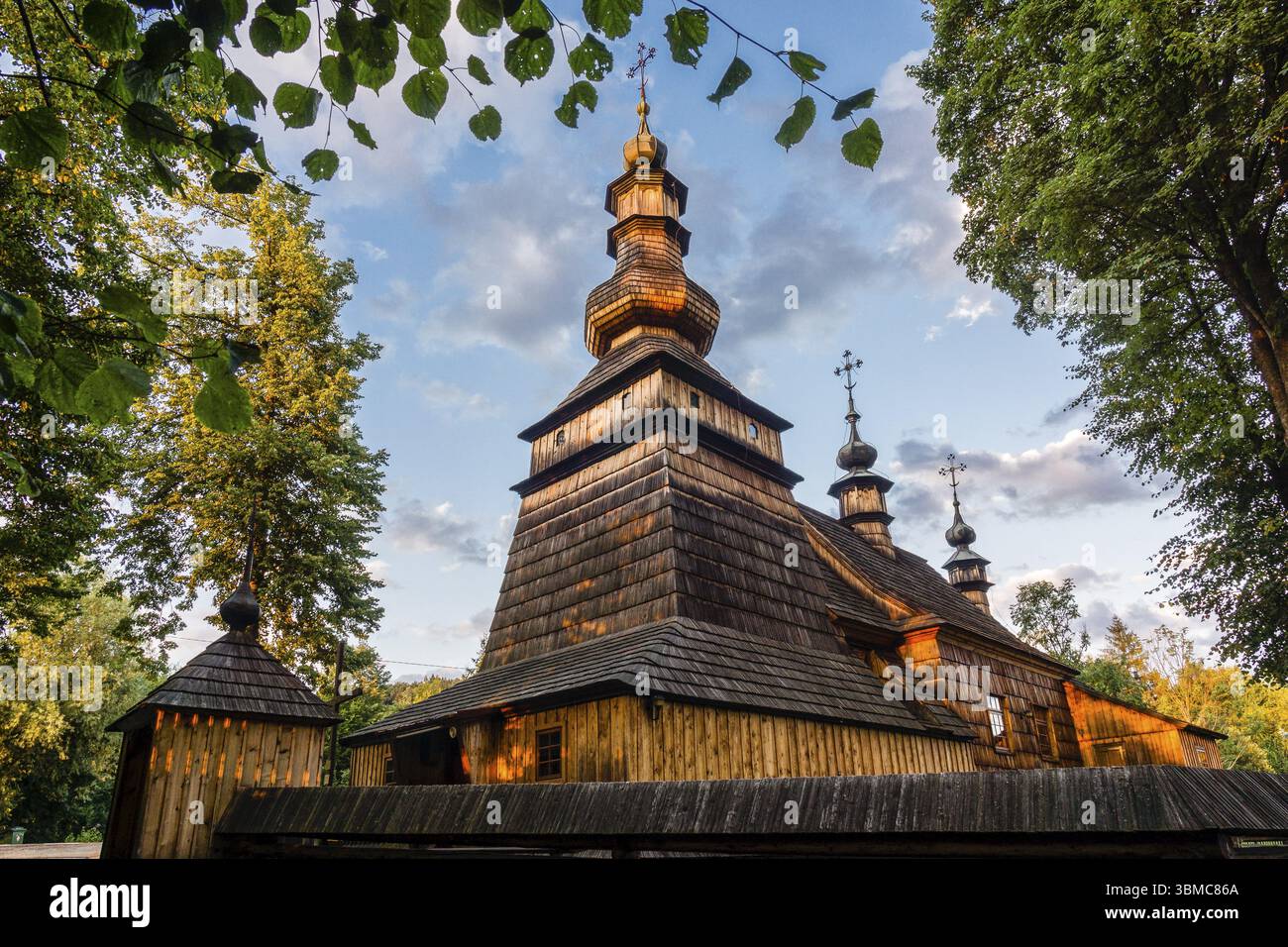 Kirche aus holz gebaut hi-res stock photography and images - Alamy