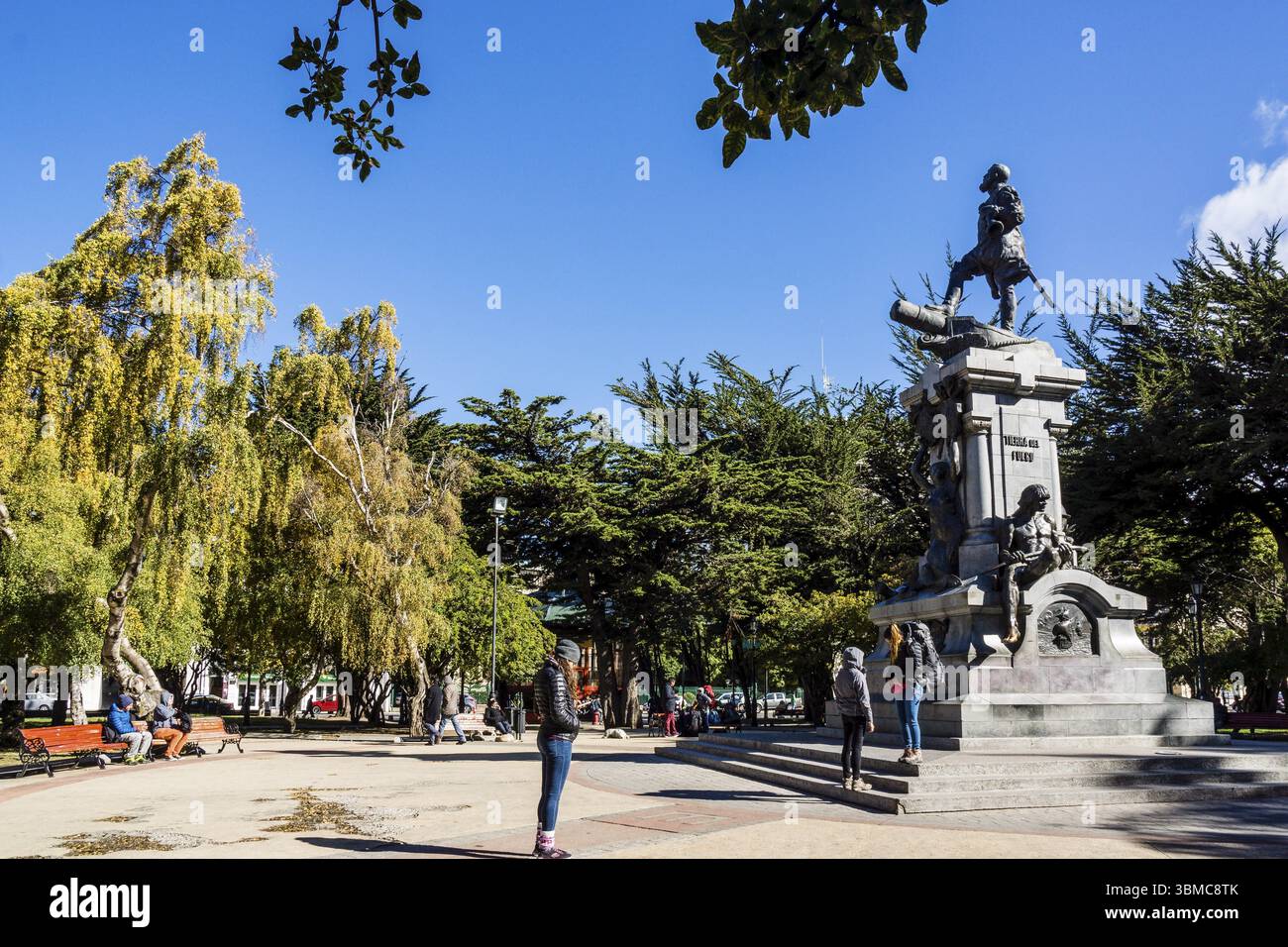 Bronze sculpture of Hernando de Magallanes, 1920, Plaza de Armas ...