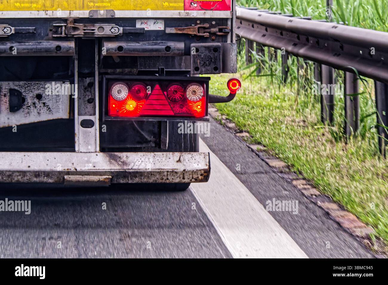 Rücklichter. Die Bremslichter vom LKW leuchten auf. Piding Bayern ...