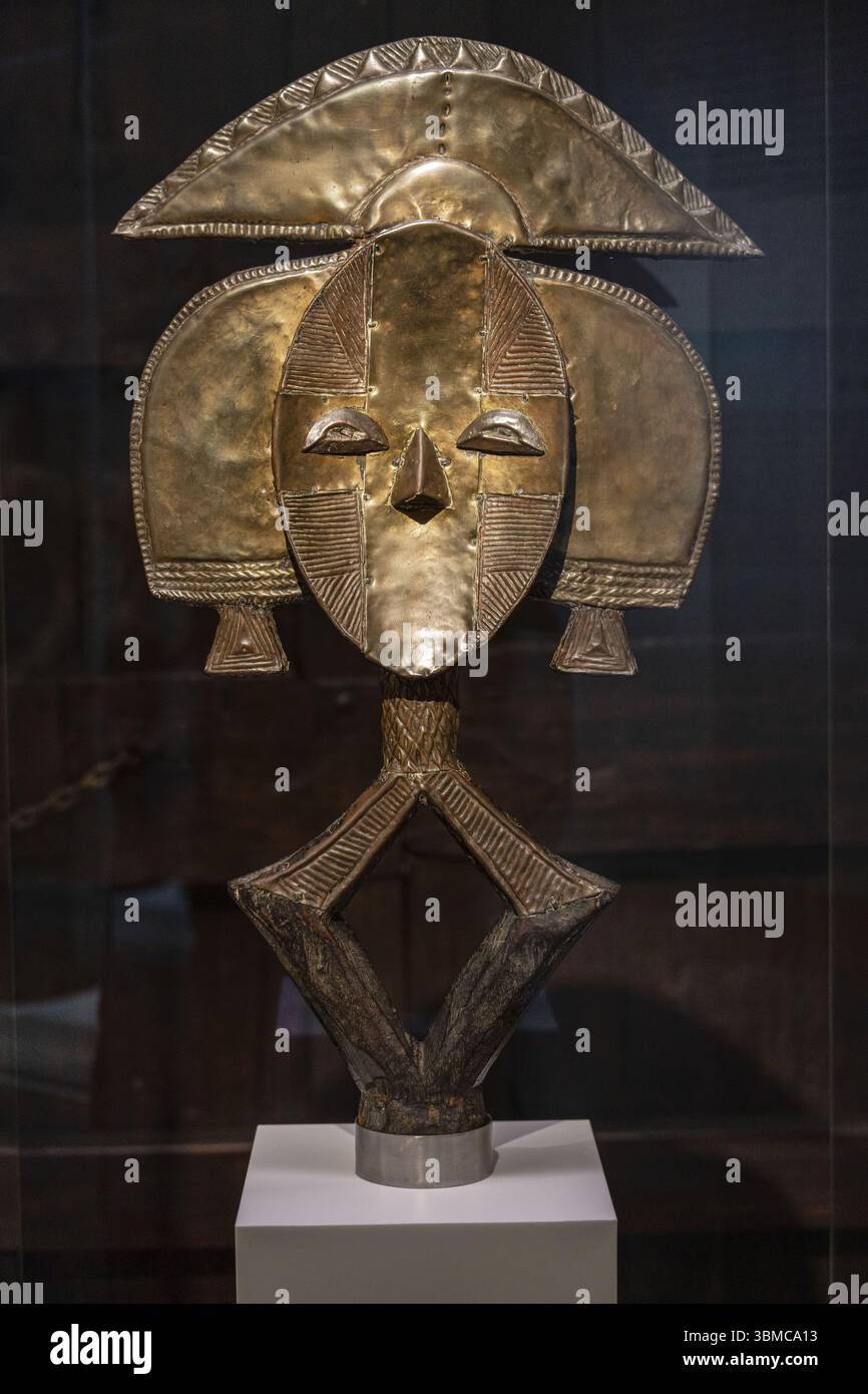 Mbulu ngulu relyquary figure for ancestor worship, Kota, Obamba-MindaSa ...