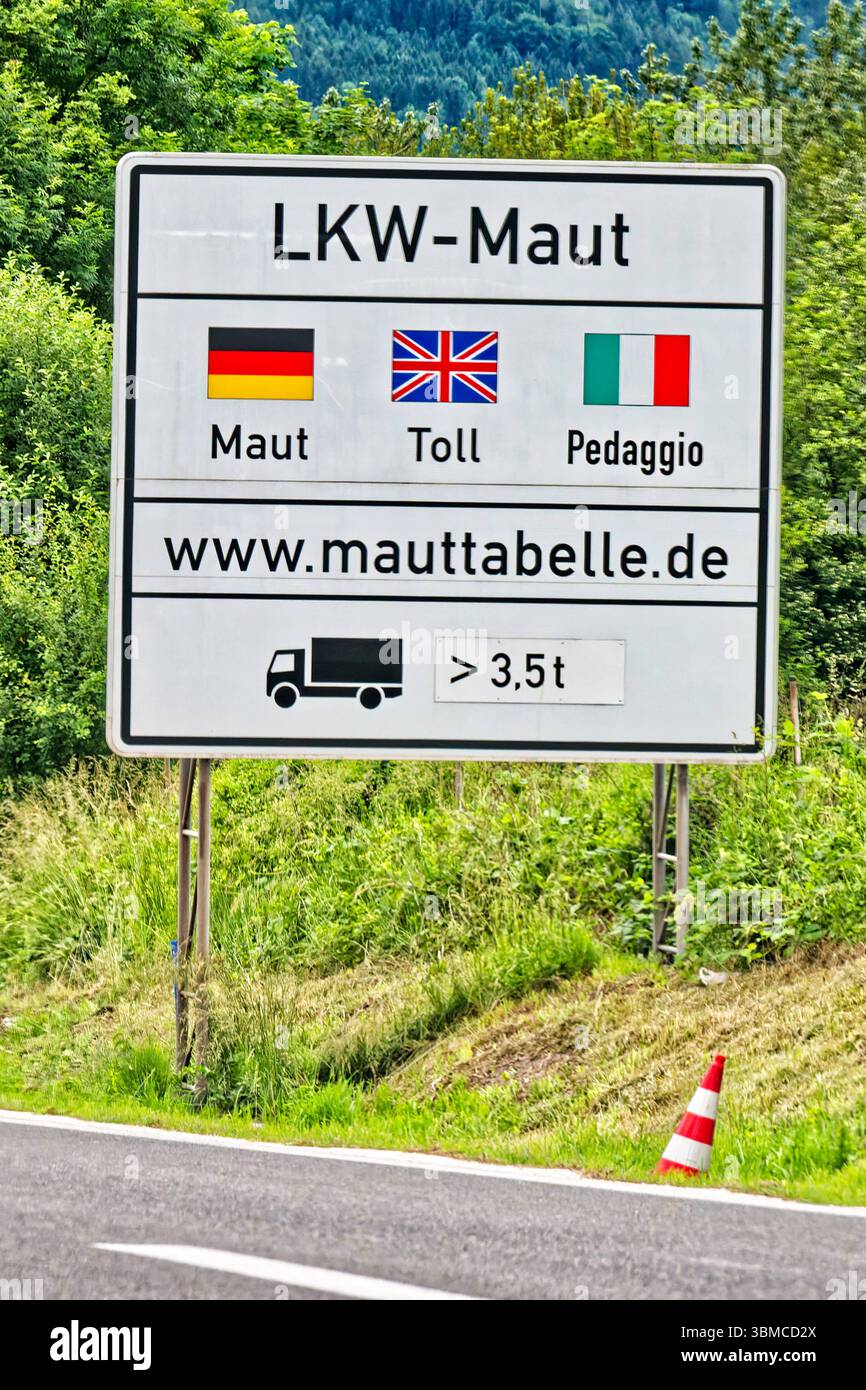 LKW- Gebühr in Deutschland. Informationstafel am deutschen ...