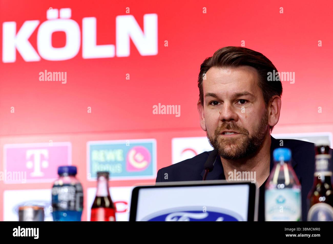 Sportdirektor Thomas Kessler bei der Pressekonferenz zu seiner ...