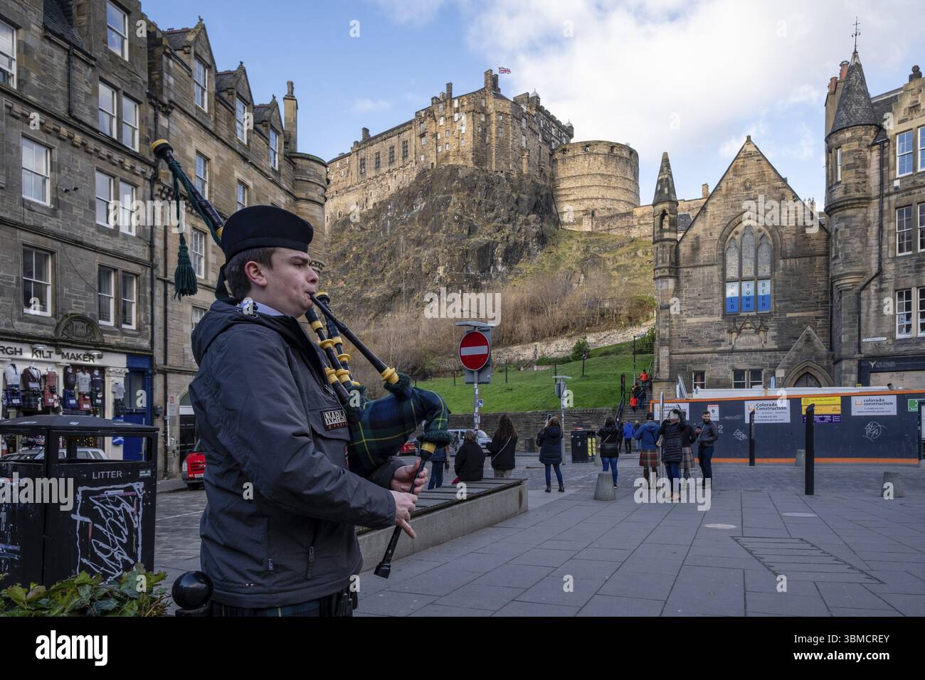 Scottish piper, Edinburgh Castle, 12th century, Edinburgh, Lowlands ...