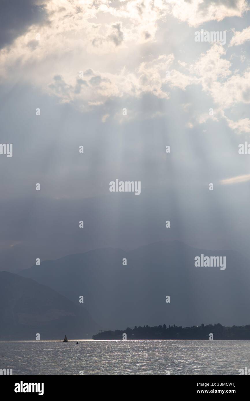Glistening lake under sun hi-res stock photography and images - Alamy