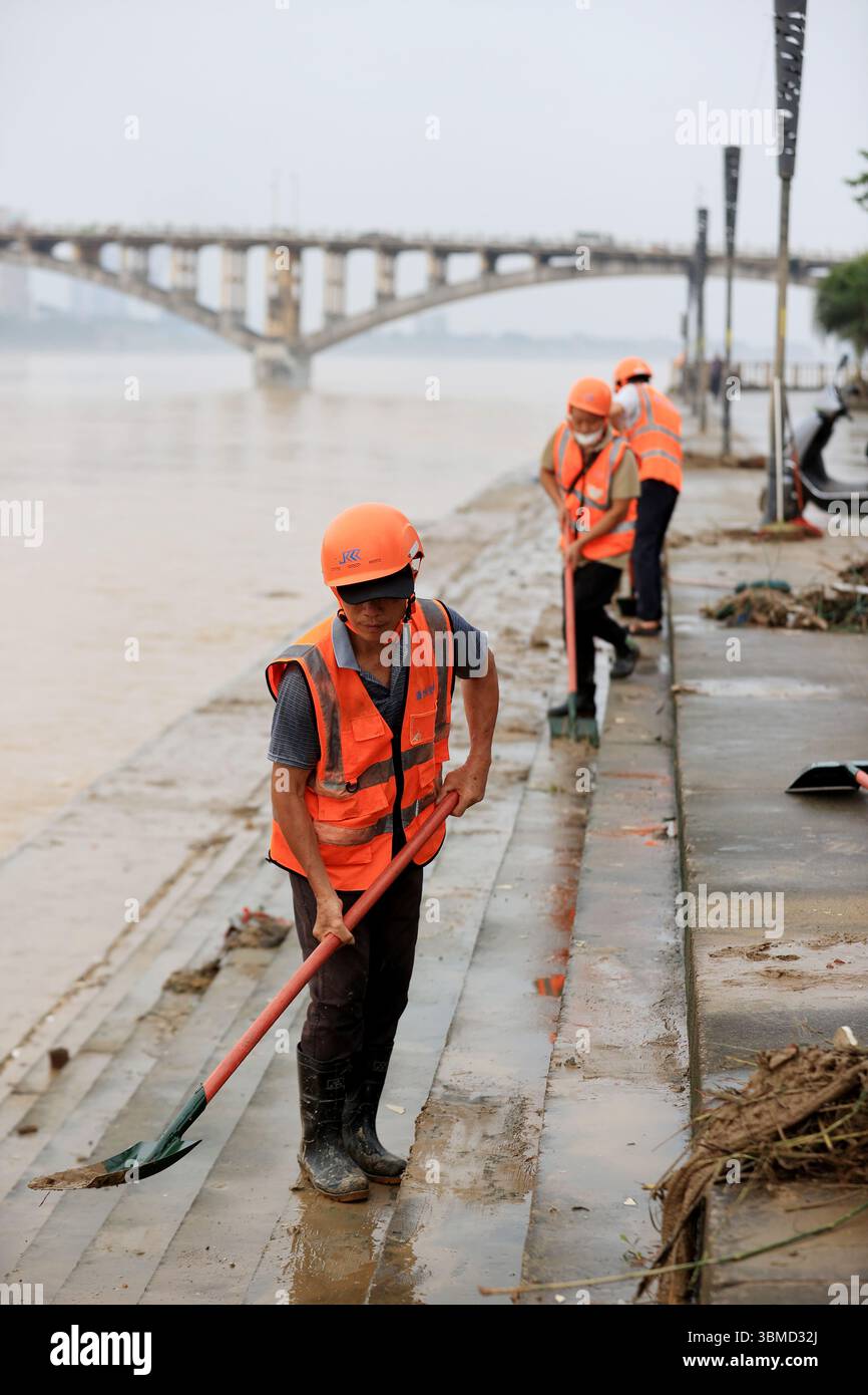 Workers are clearing silt from the river embankment in Rong 'an County ...