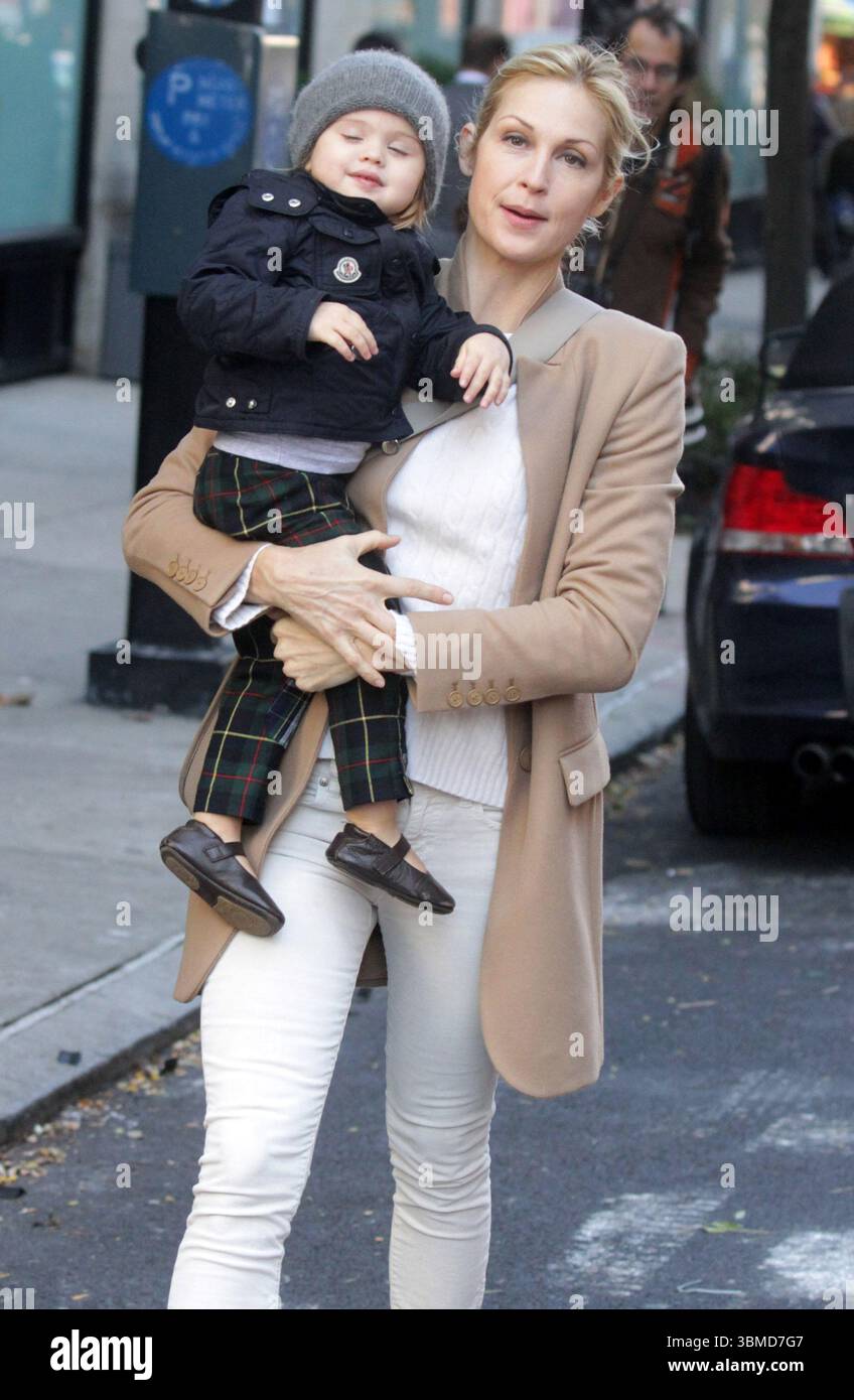 Kelly Rutherford with her daughter Helena on the set of Gossip Girl in ...