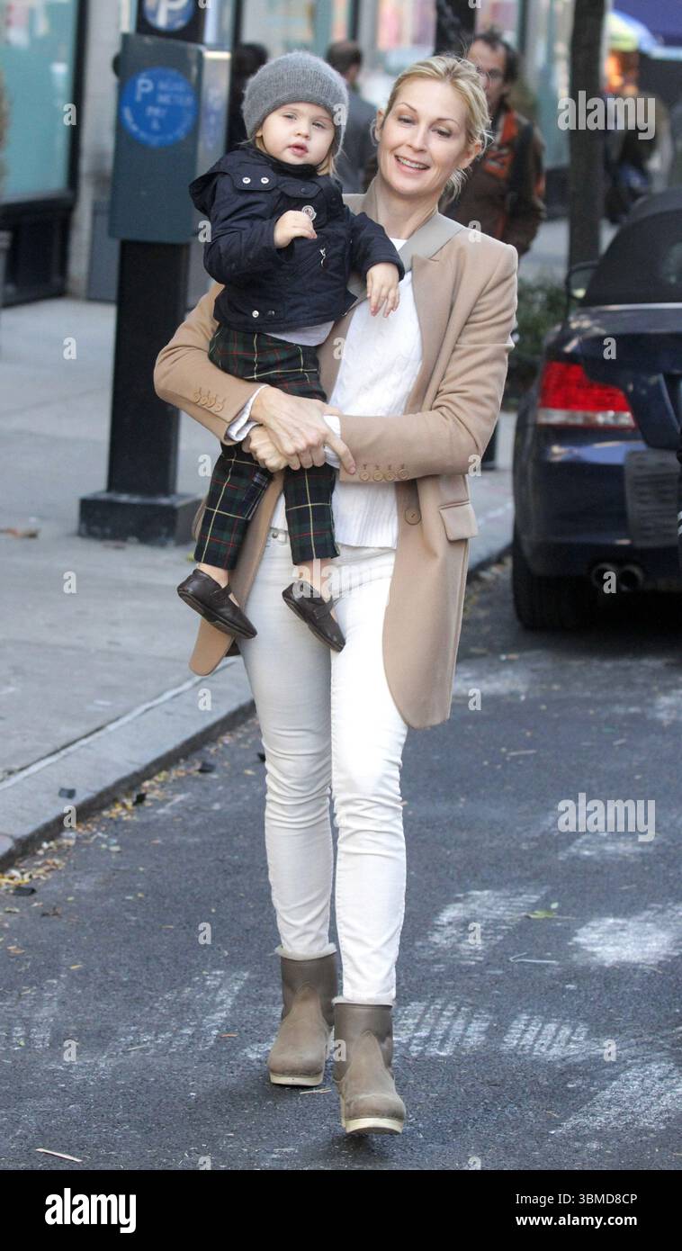 Kelly Rutherford with her daughter Helena on the set of Gossip Girl in ...