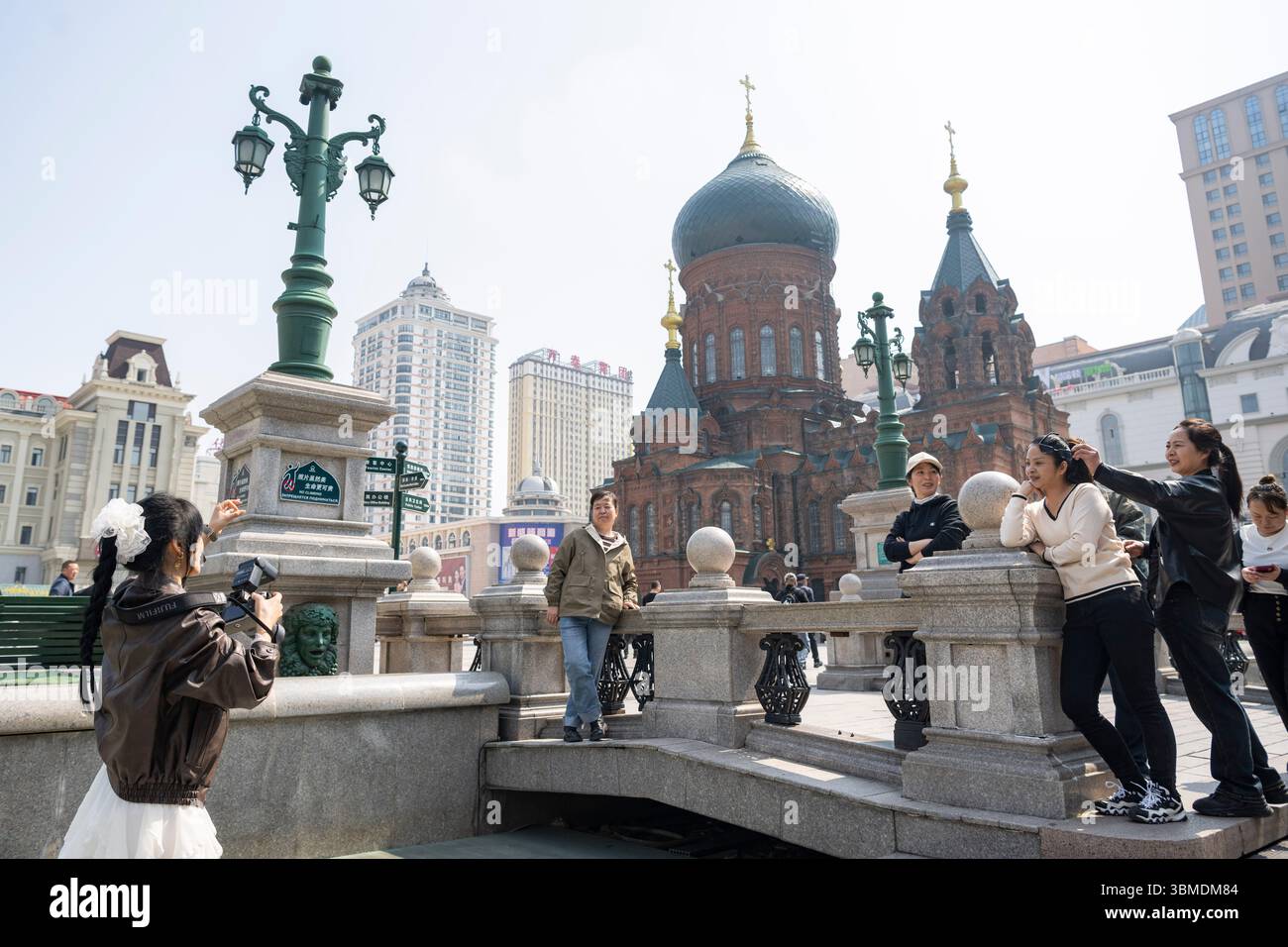 (250626) -- HARBIN, June 26, 2025 (Xinhua) -- People take photos near ...