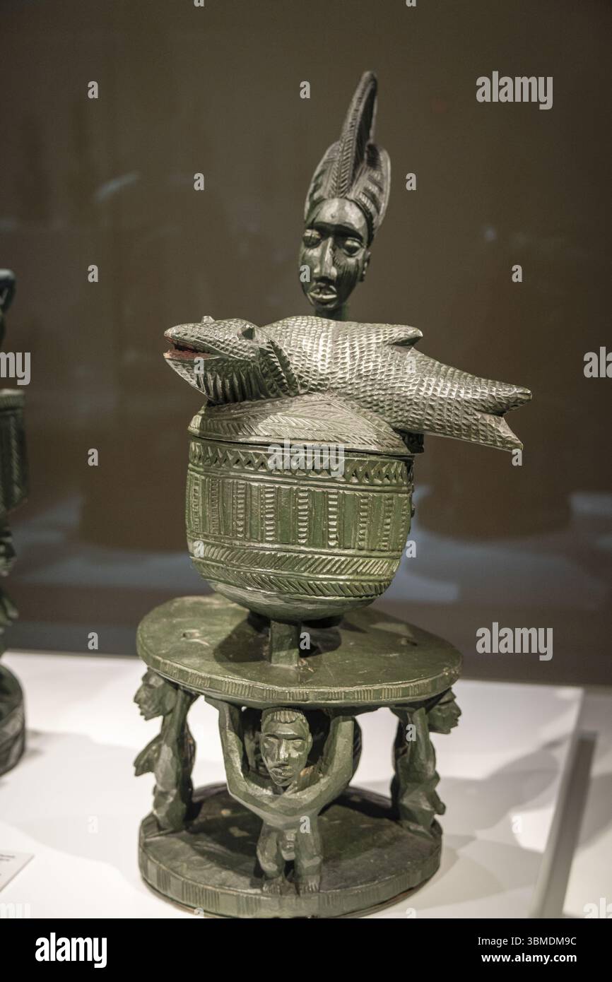 Frau mit einem altertuemlichen Container zu halten Ifa divination Instrumente, Yoruba, Nigeria ...