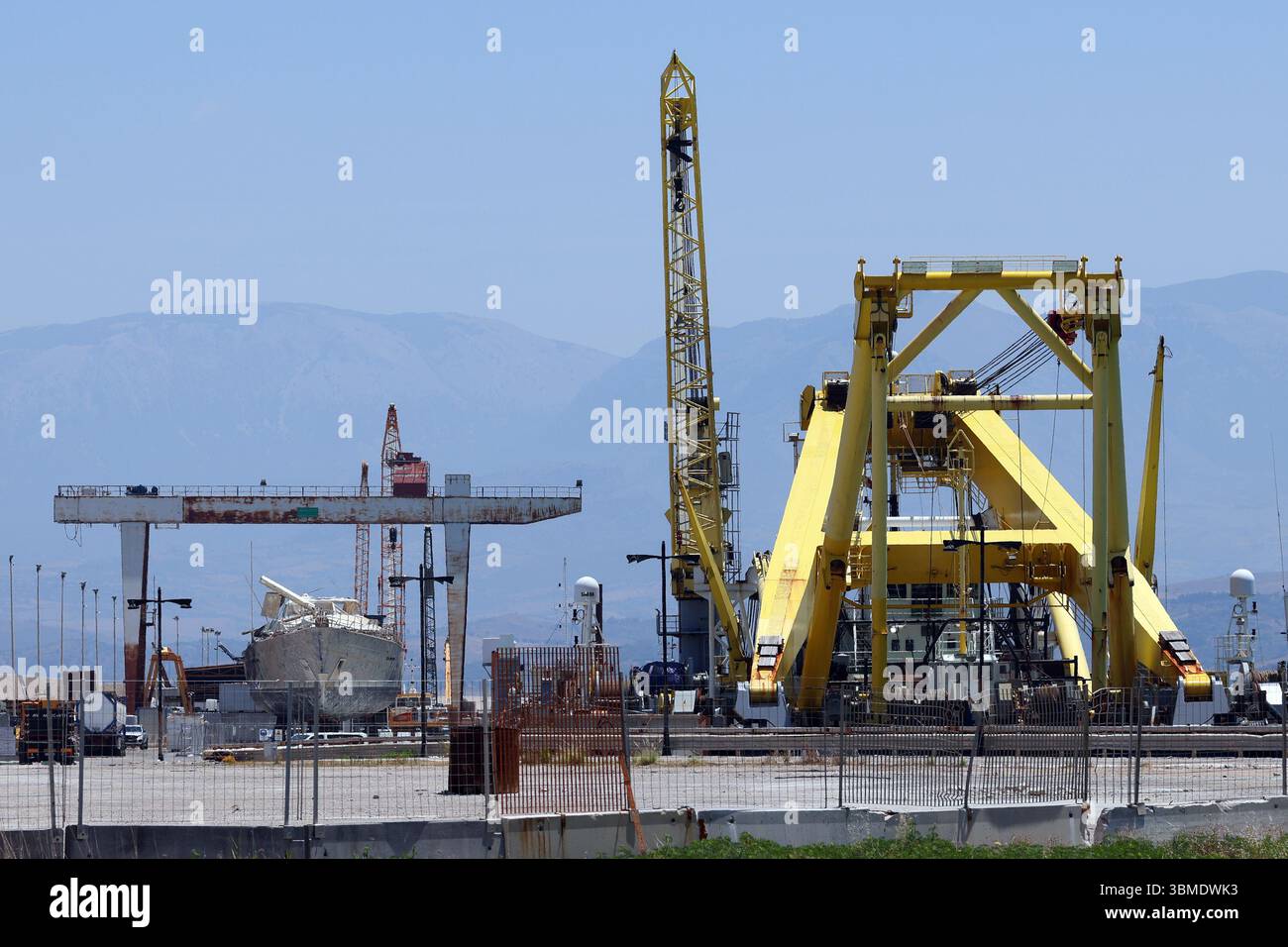 THE WRECK OF THE BAYESIAN IN THE PORT OF TERMINI AT THE DISPOSAL OF THE ...