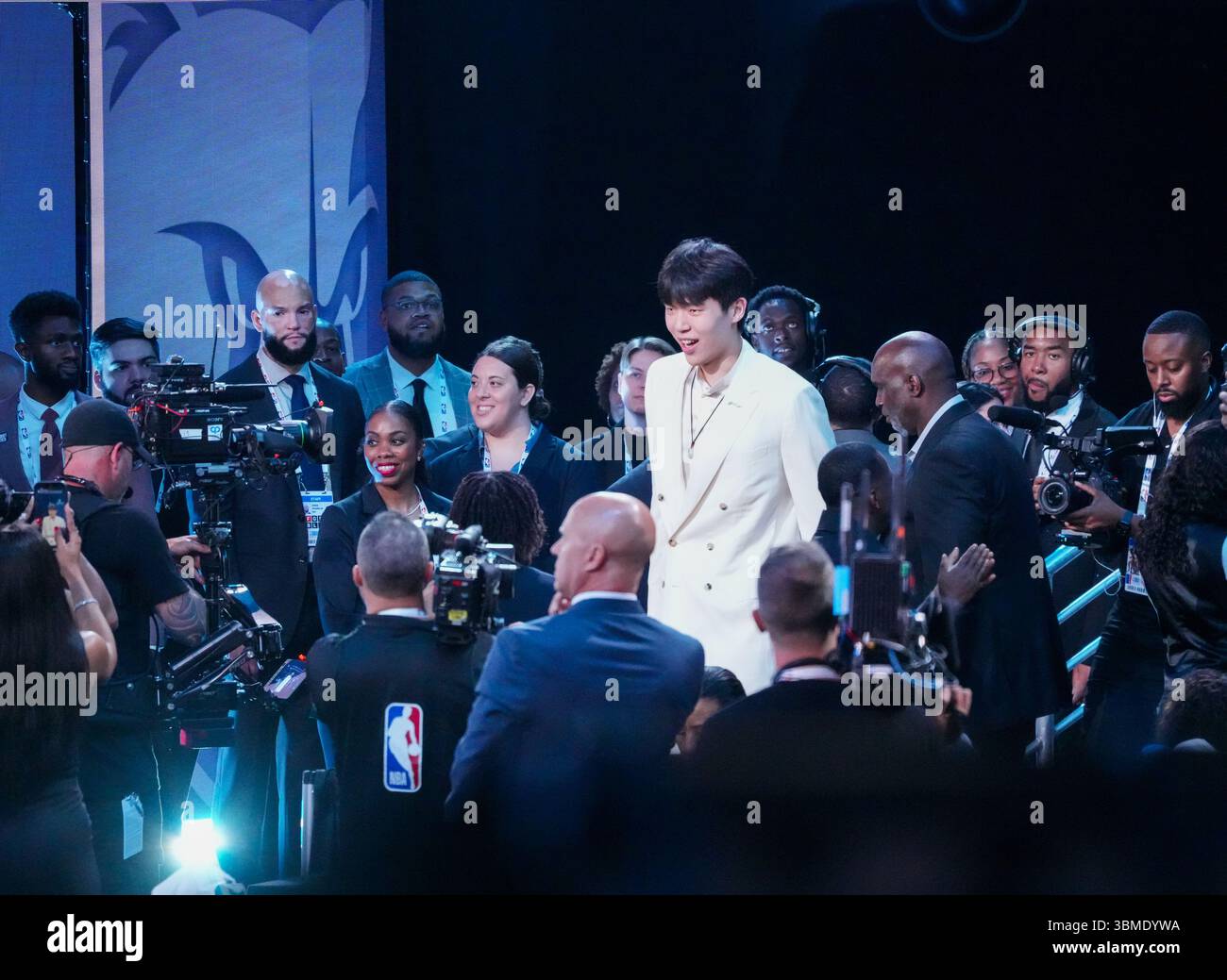 New York, USA. 25th June, 2025. Yang Hansen (C) walks to the stage in ...