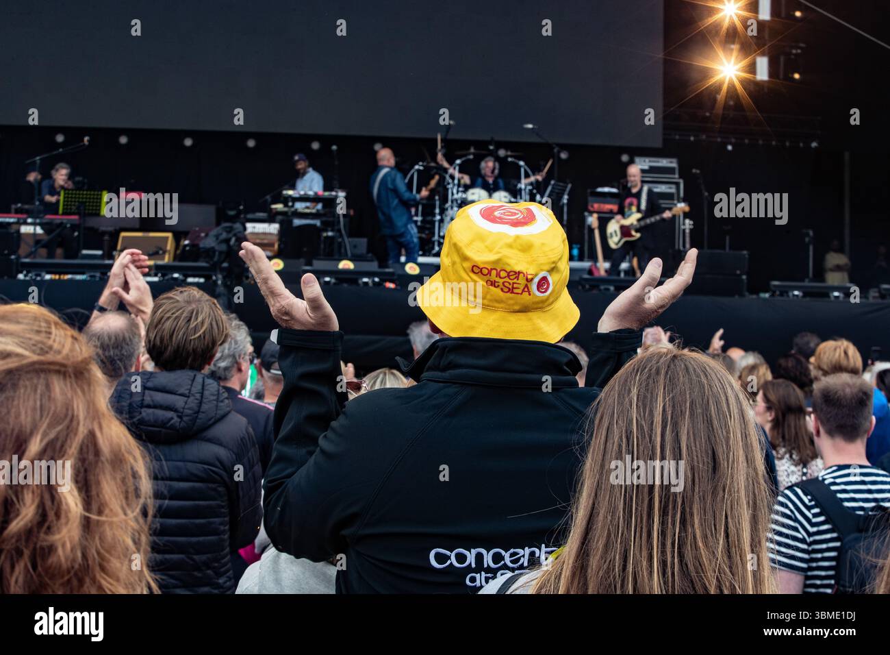 SCHARENDIJKE - The first visitors on a windy Brouwersdam on the first ...