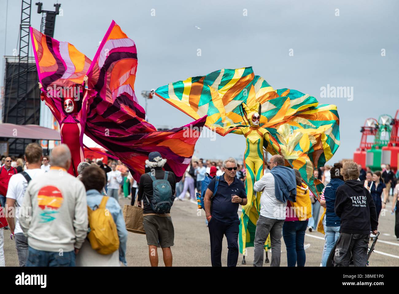 SCHARENDIJKE - The first visitors on a windy Brouwersdam on the first ...