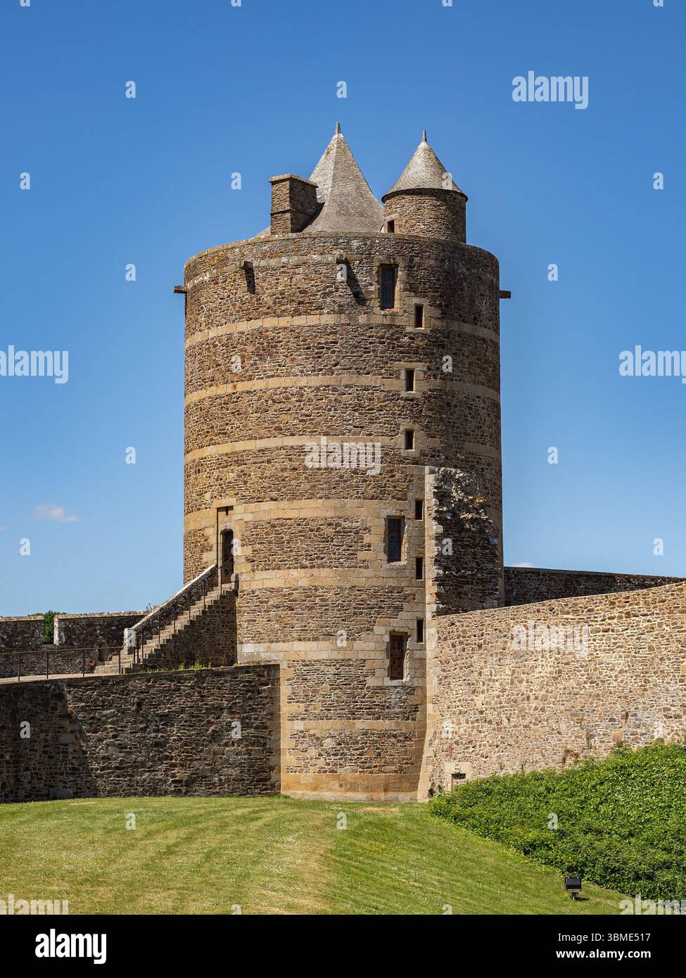 Large medieval structure hi-res stock photography and images - Alamy
