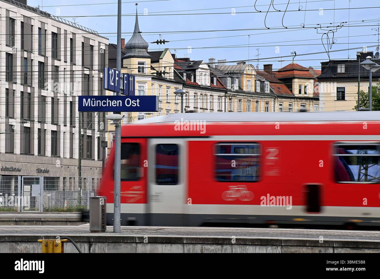 Arriving bahn in muenchen hi-res stock photography and images - Alamy
