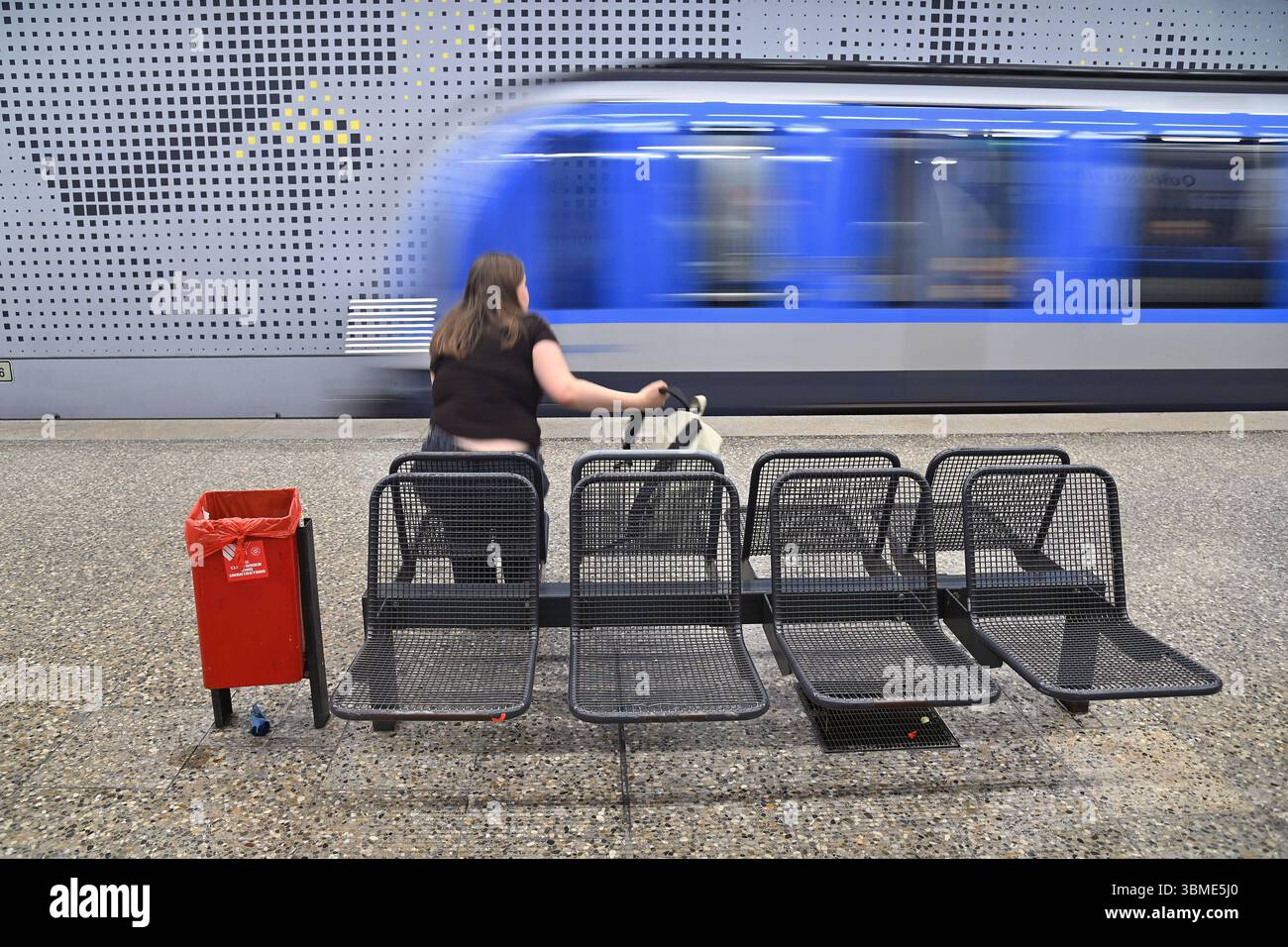 Einfahrende U-Bahn der Linie U5 an der Haltestelle Quiddestrasse in ...