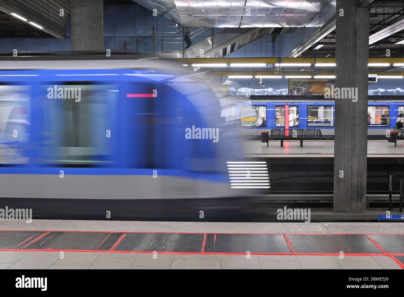 Einfahrende U-Bahn der Linie U5 an der Haltestelle Max-Weber-Platz in ...