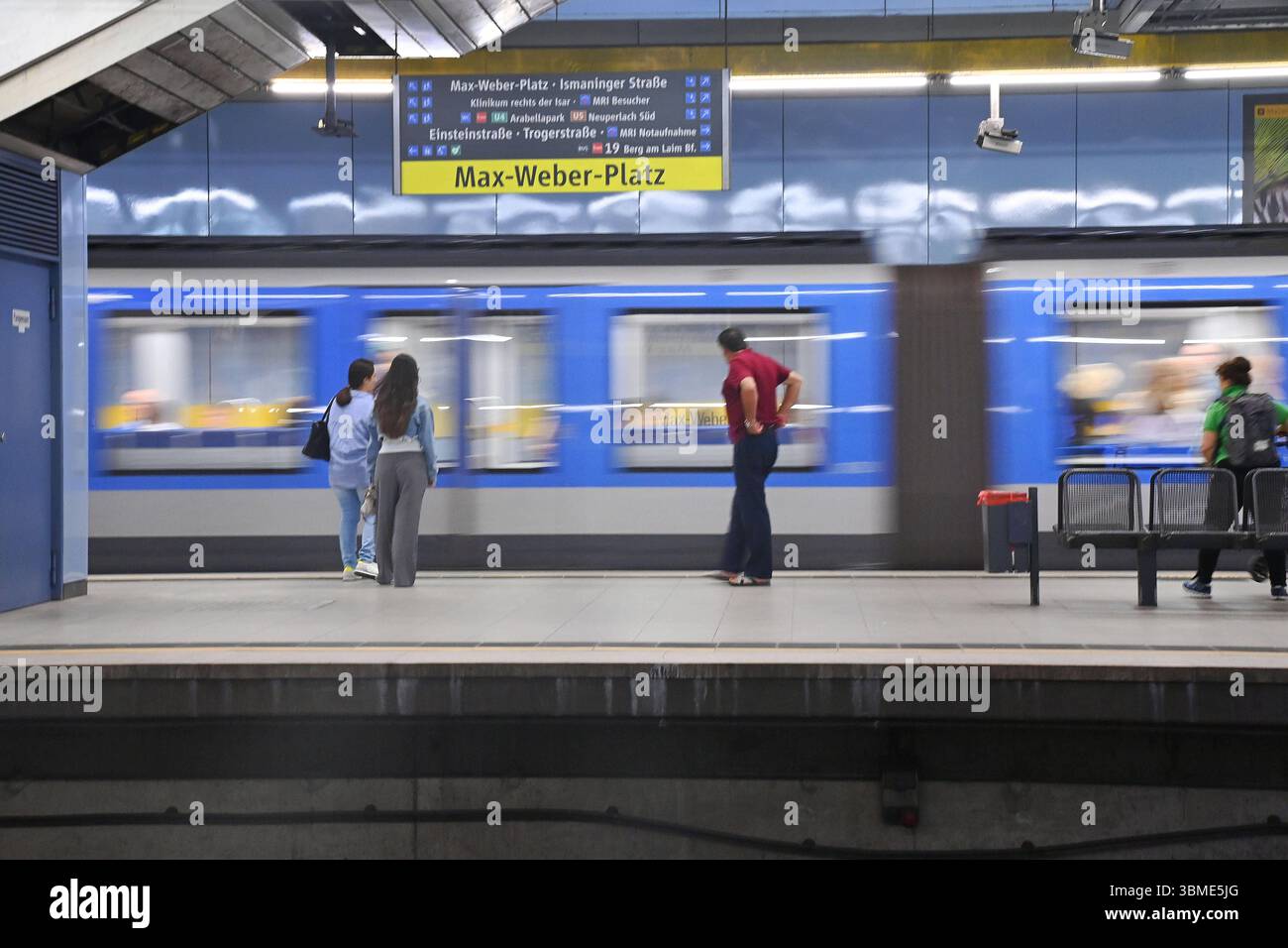 Einfahrende U-Bahn der Linie U5 an der Haltestelle Max-Weber-Platz in ...