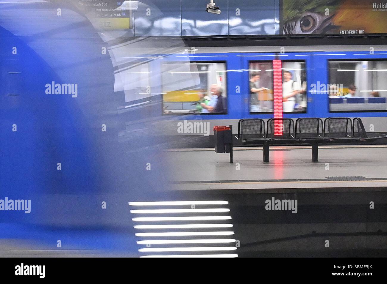 Einfahrende U-Bahn der Linie U5 an der Haltestelle Max-Weber-Platz in ...