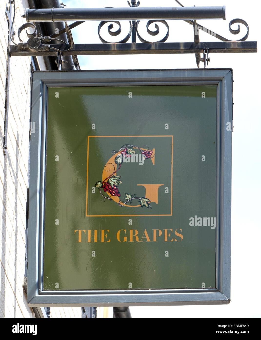 Traditional hanging pub sign at The Grapes public house, Market Square ...