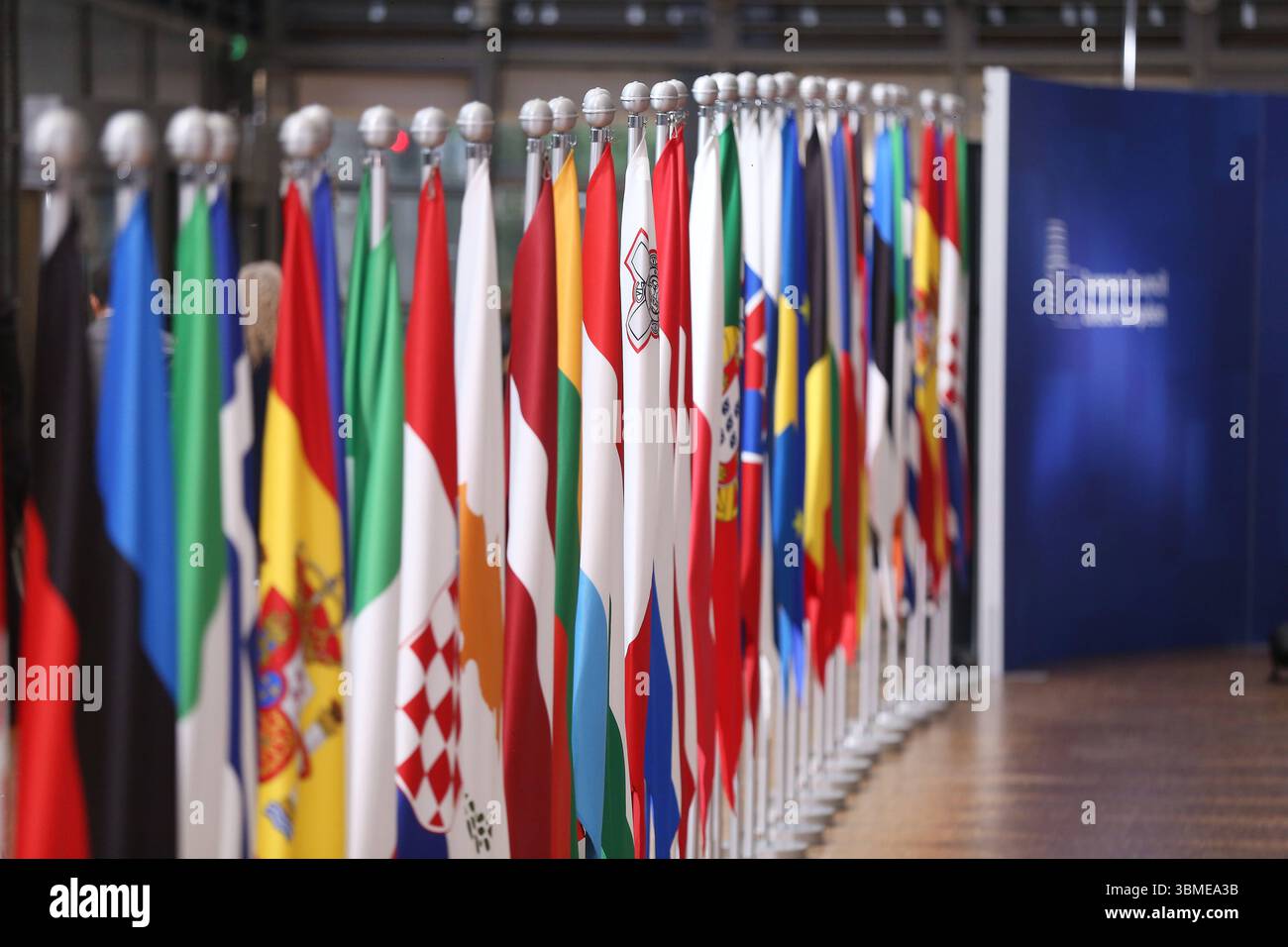 Brüssel, Belgien, 26.06.2025: Europa-Gebäude: Europäischer Rat: Fahnen ...