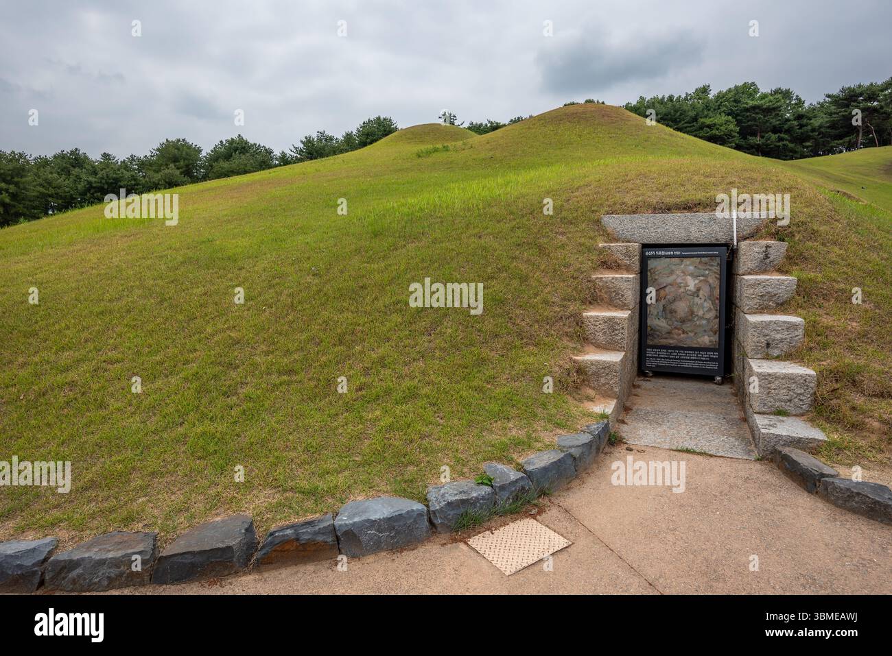 Earthen mound Tomb of King Muryeong and Royal Tombs of Baekje dynasty ...